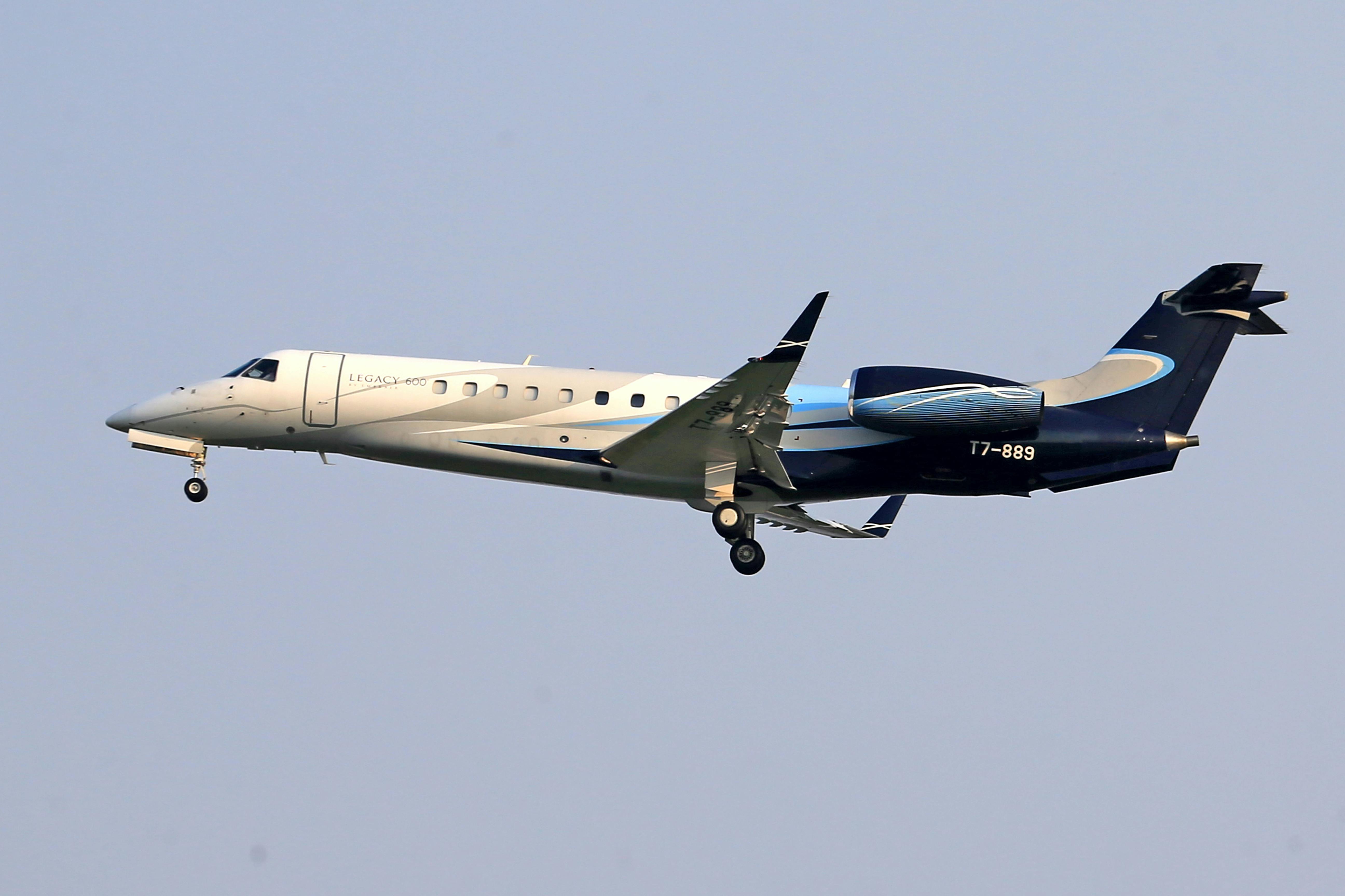 Flying Embraer Legacy 600 · Free Stock Photo