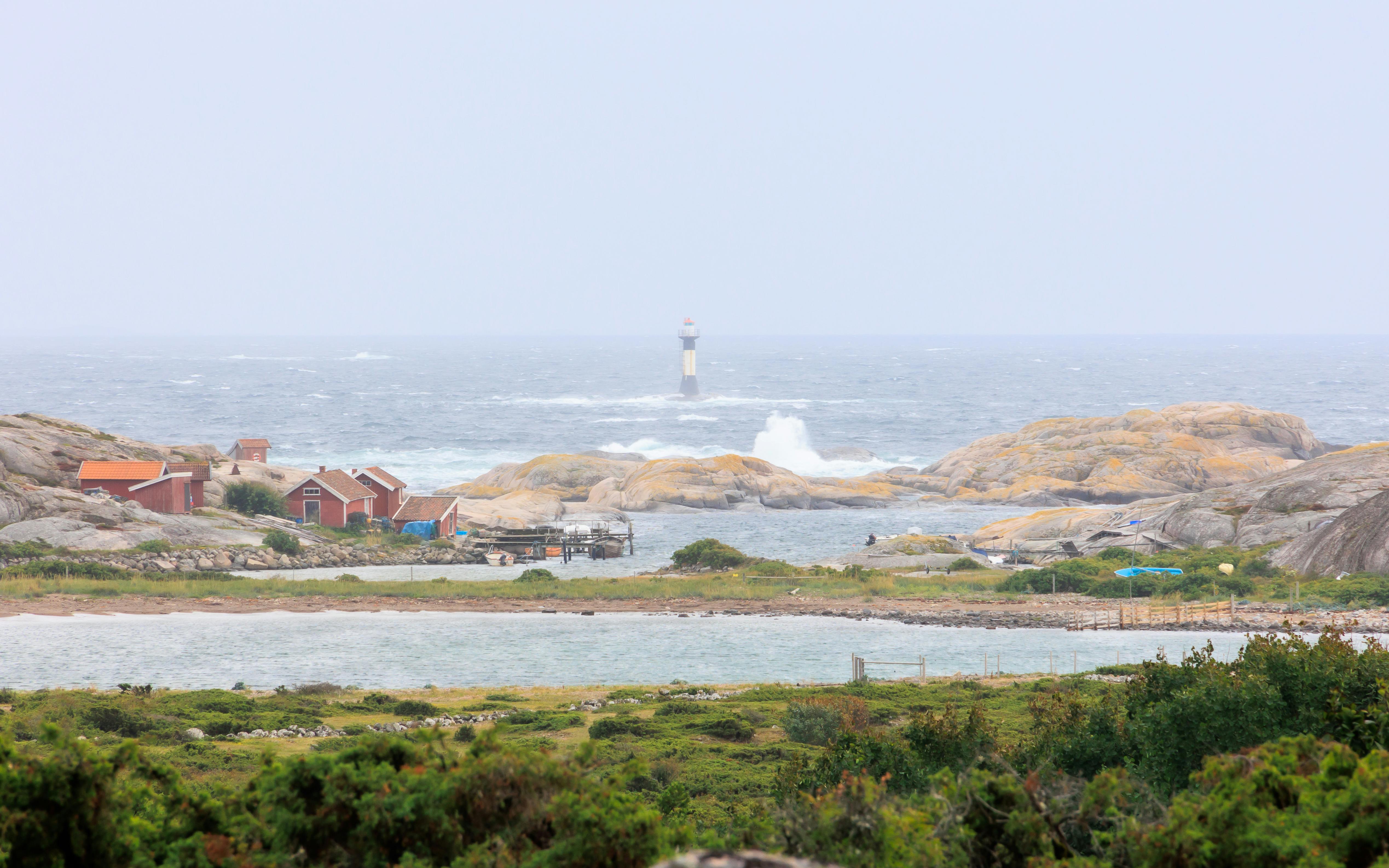 Wooden Huts over Sea · Free Stock Photo
