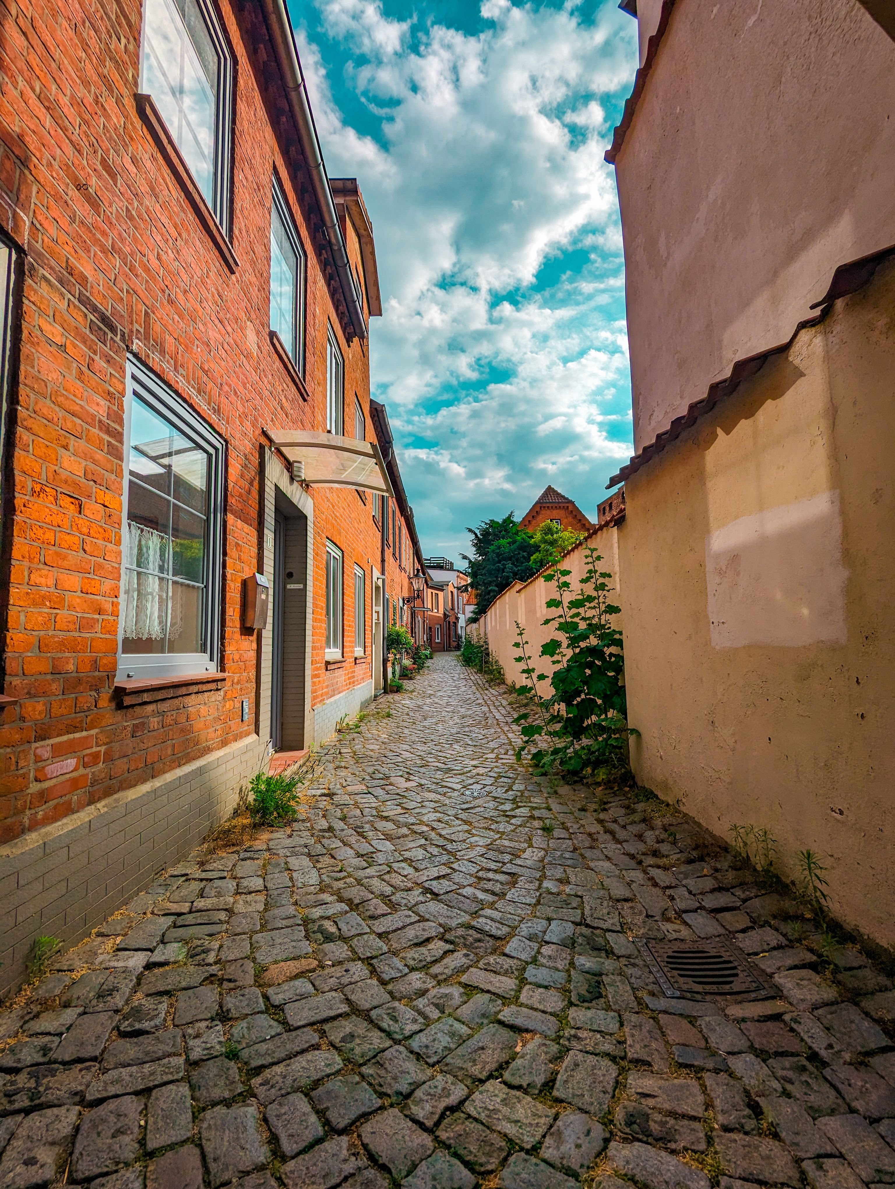 Narrow Cobblestone Street · Free Stock Photo