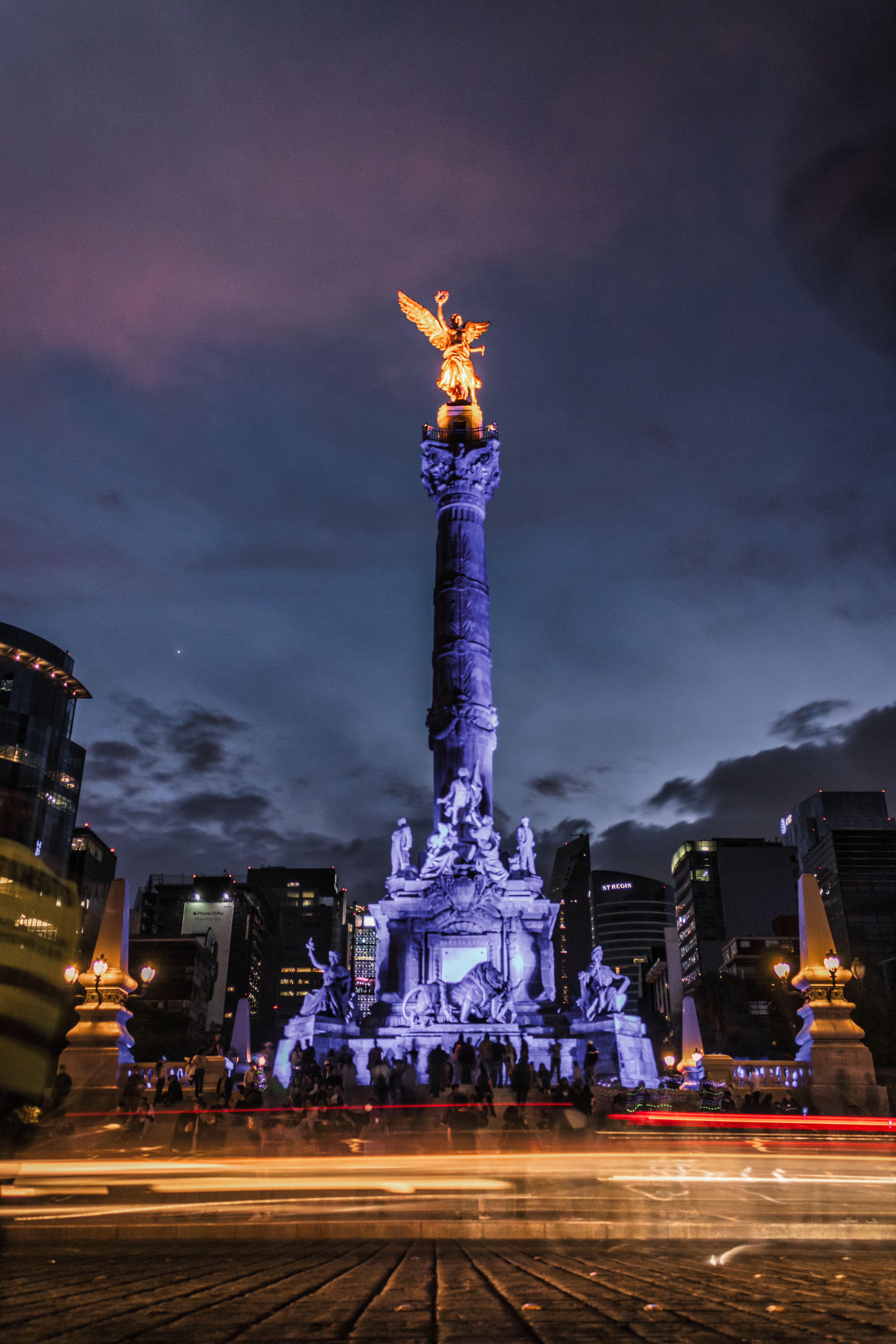 Illuminated Monument, and Blurred Lights at Evening · Free Stock Photo
