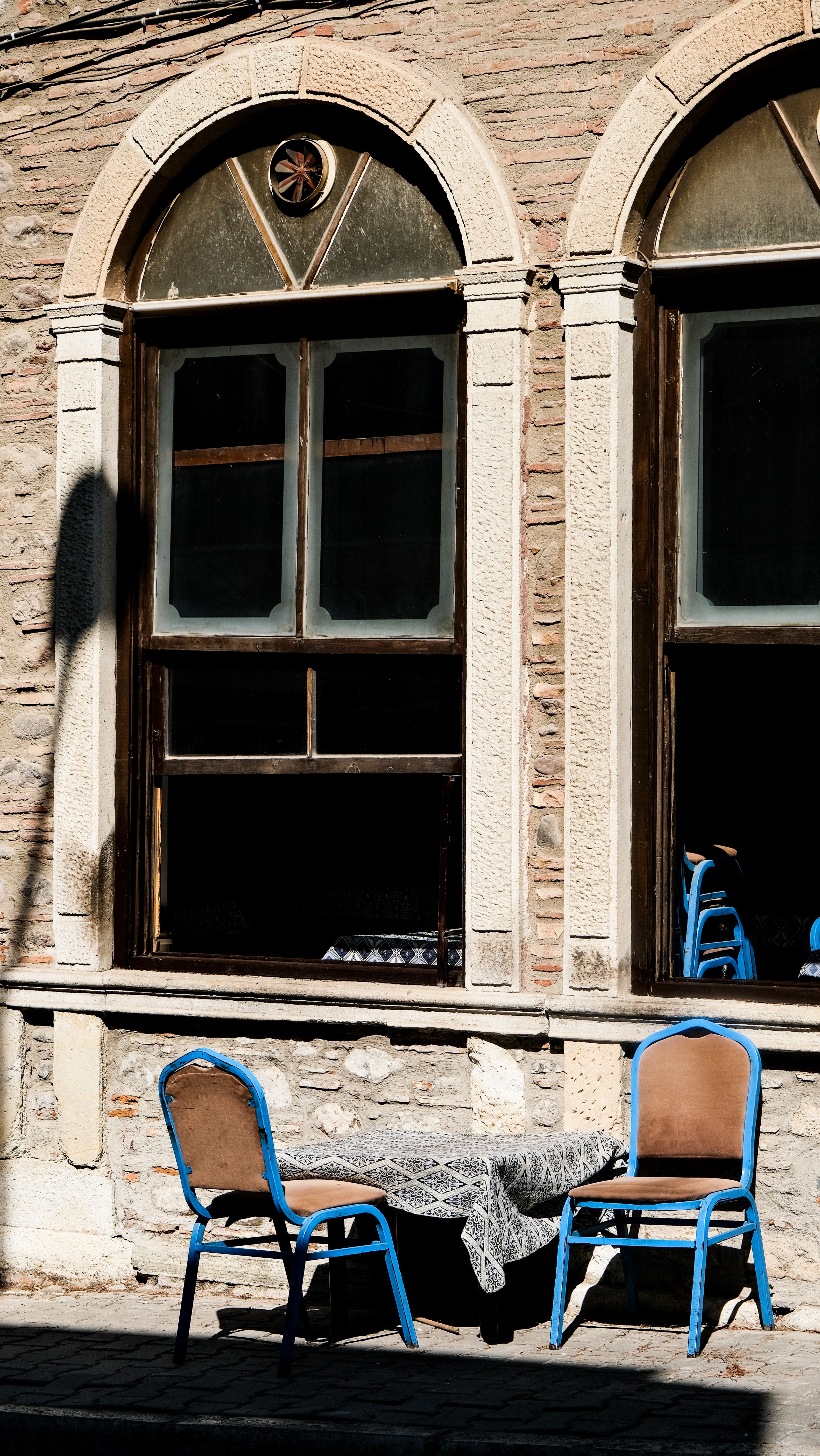 Windows of Old Fashioned Diner · Free Stock Photo