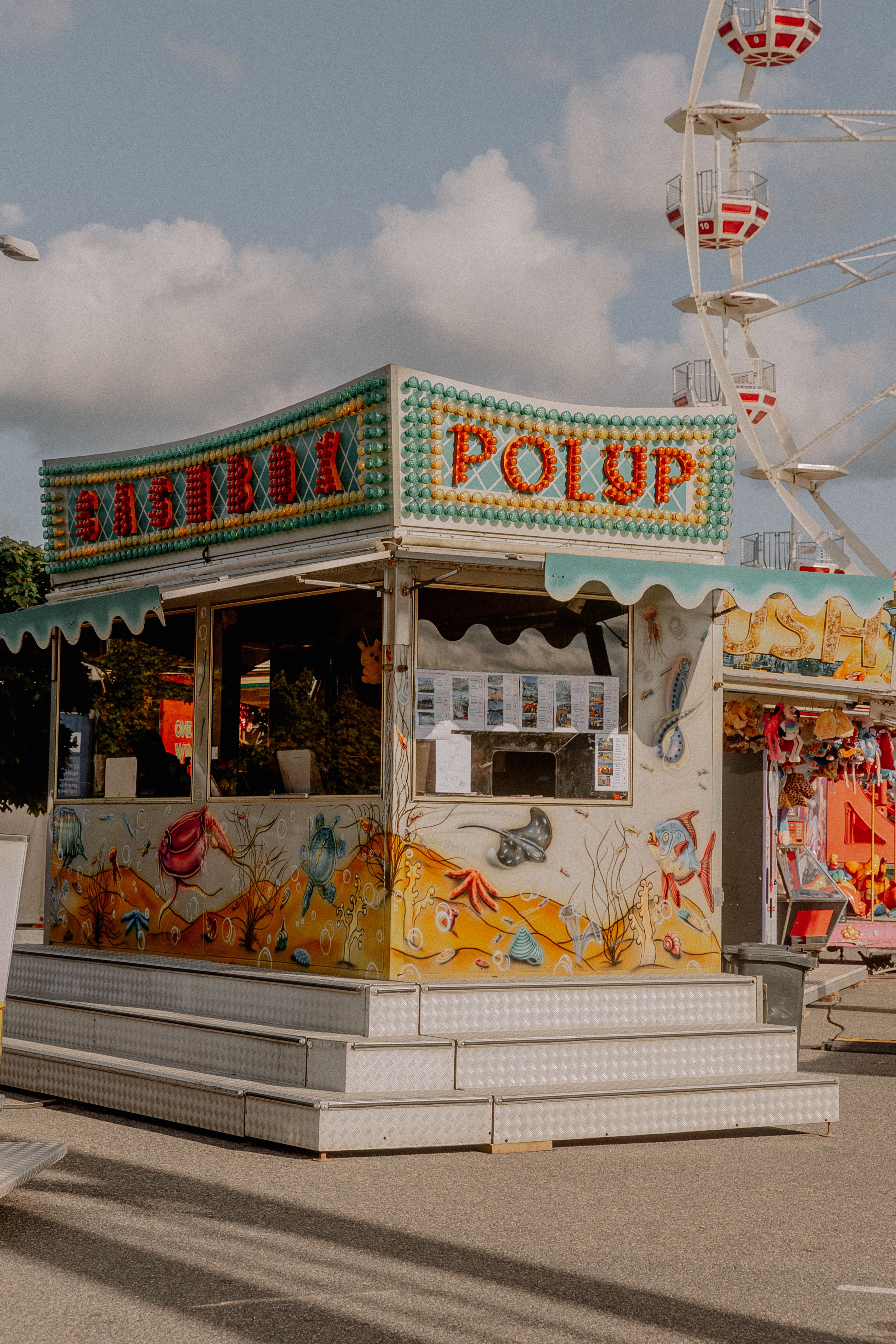 A Building and a Ferris Wheel at a Fairground · Free Stock Photo