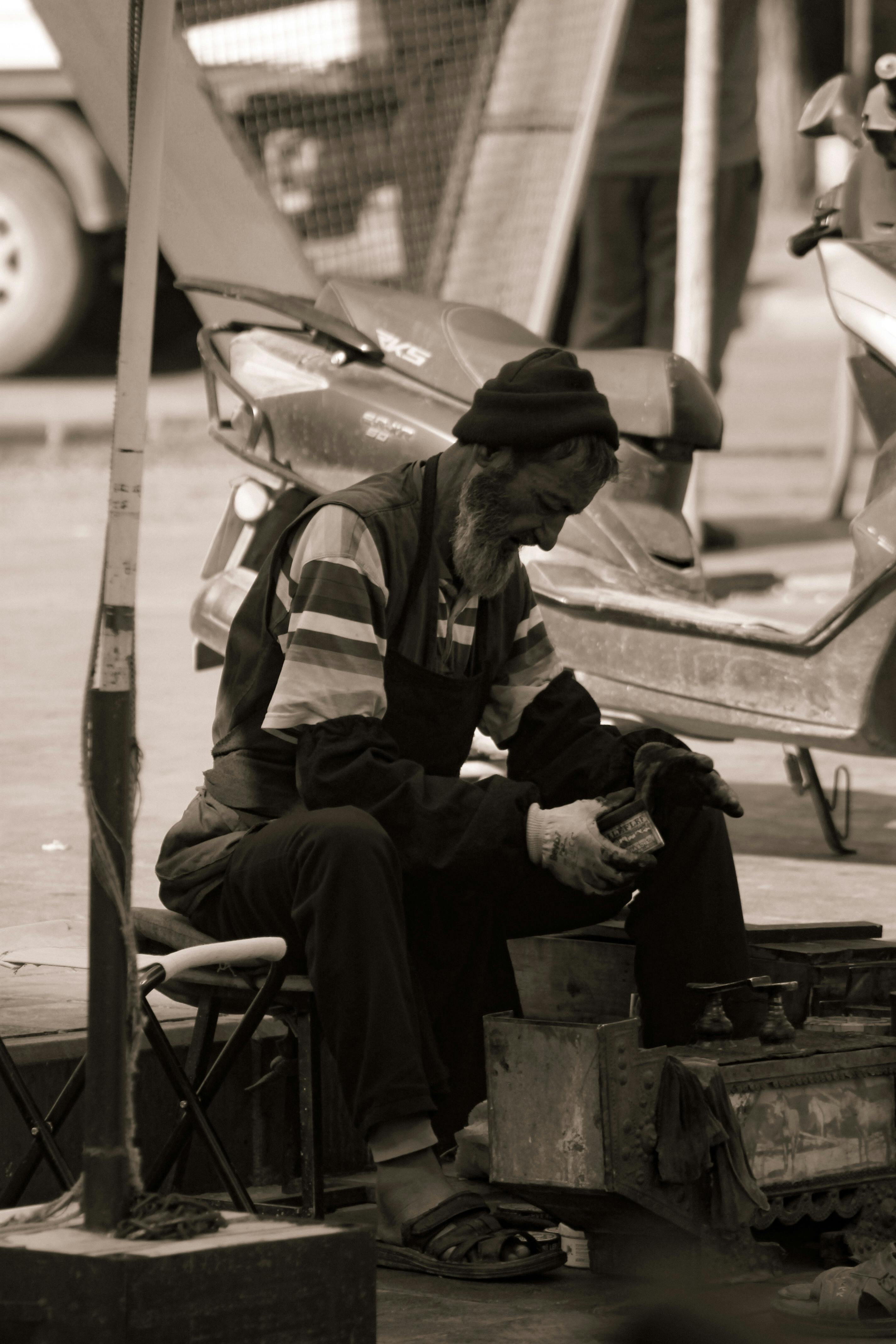 Photo gratuite de barbe, chapeau, citadin, être assis, homme, noir et ...