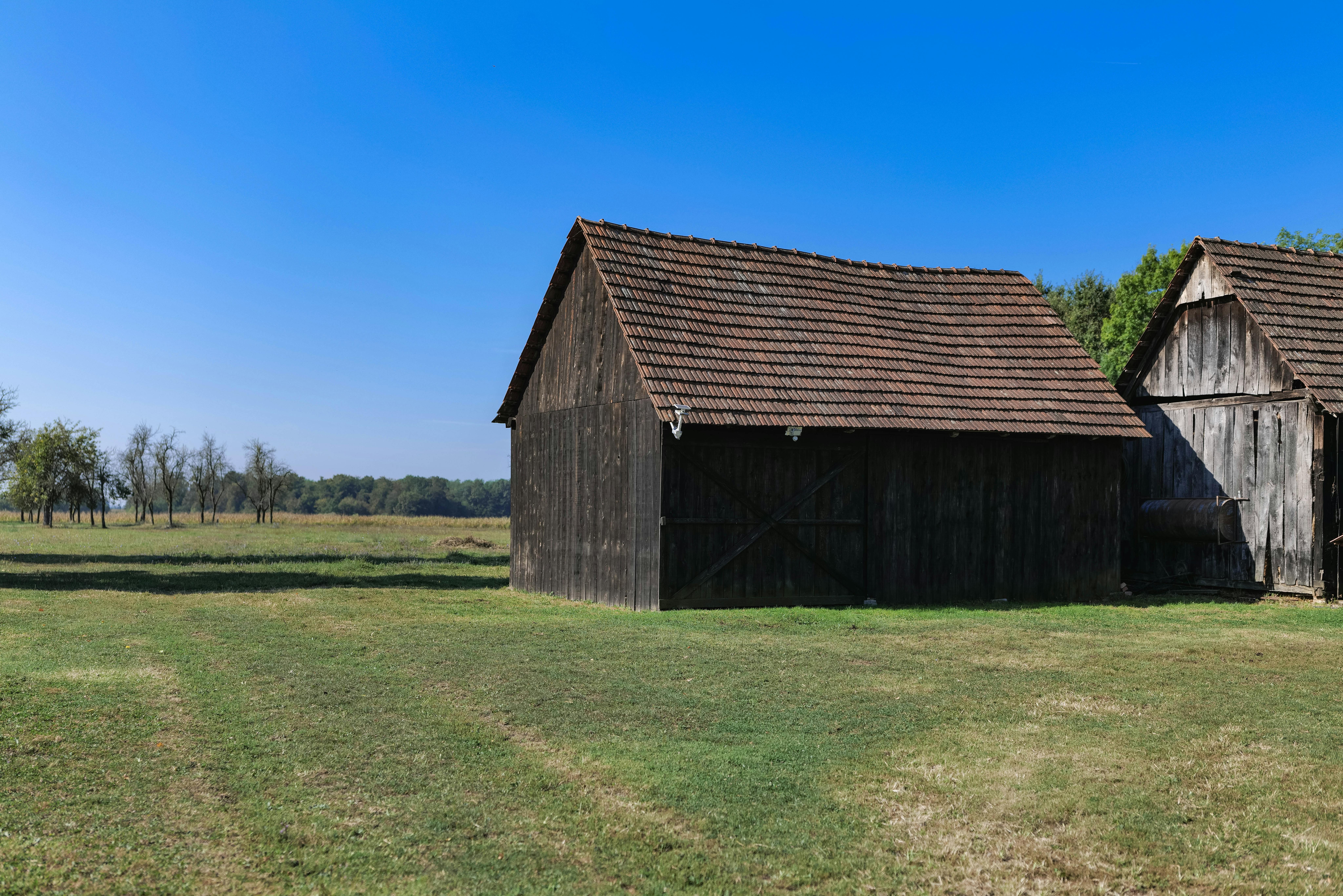 Barns in Countryside · Free Stock Photo