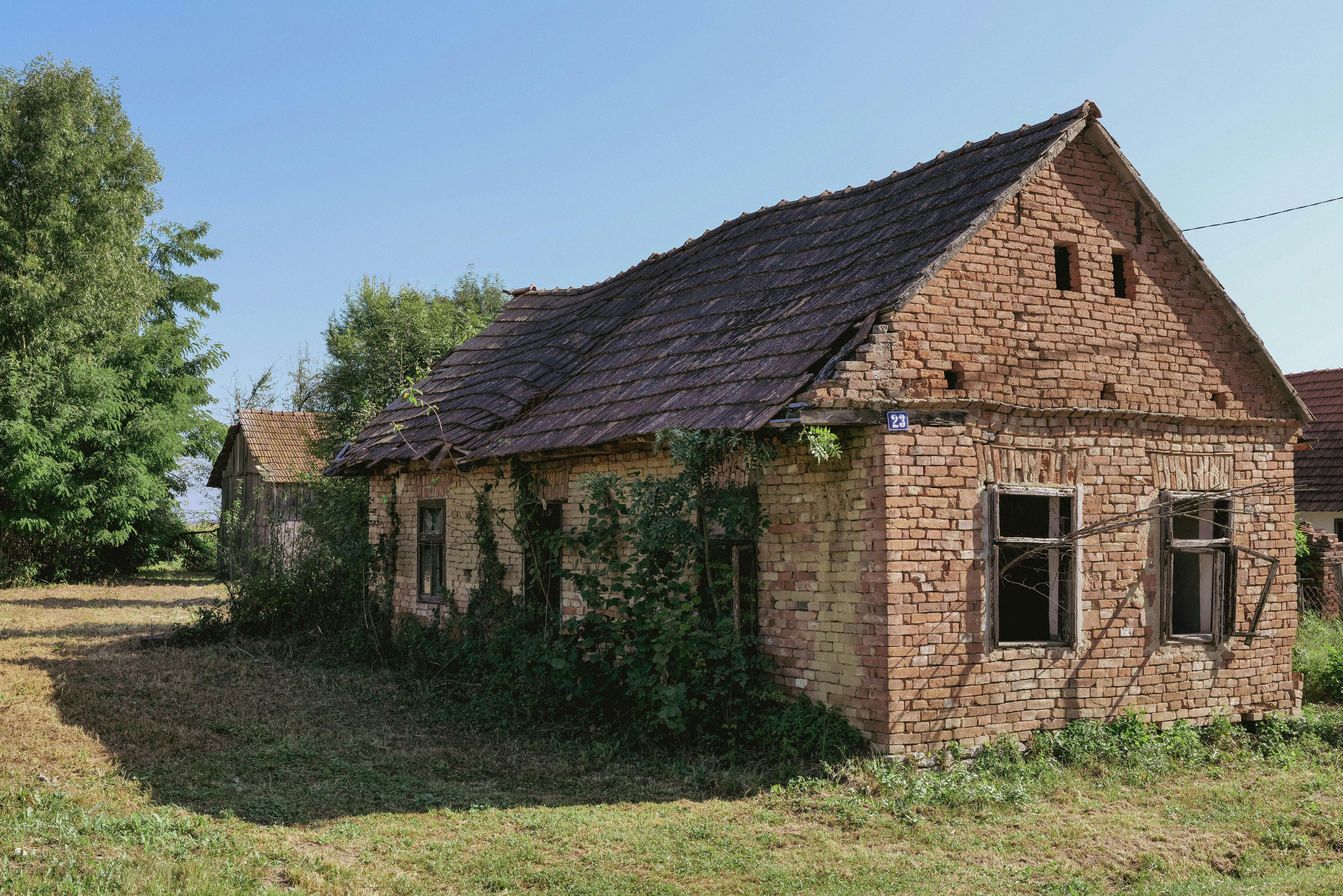 Abandoned Rural Brick House · Free Stock Photo
