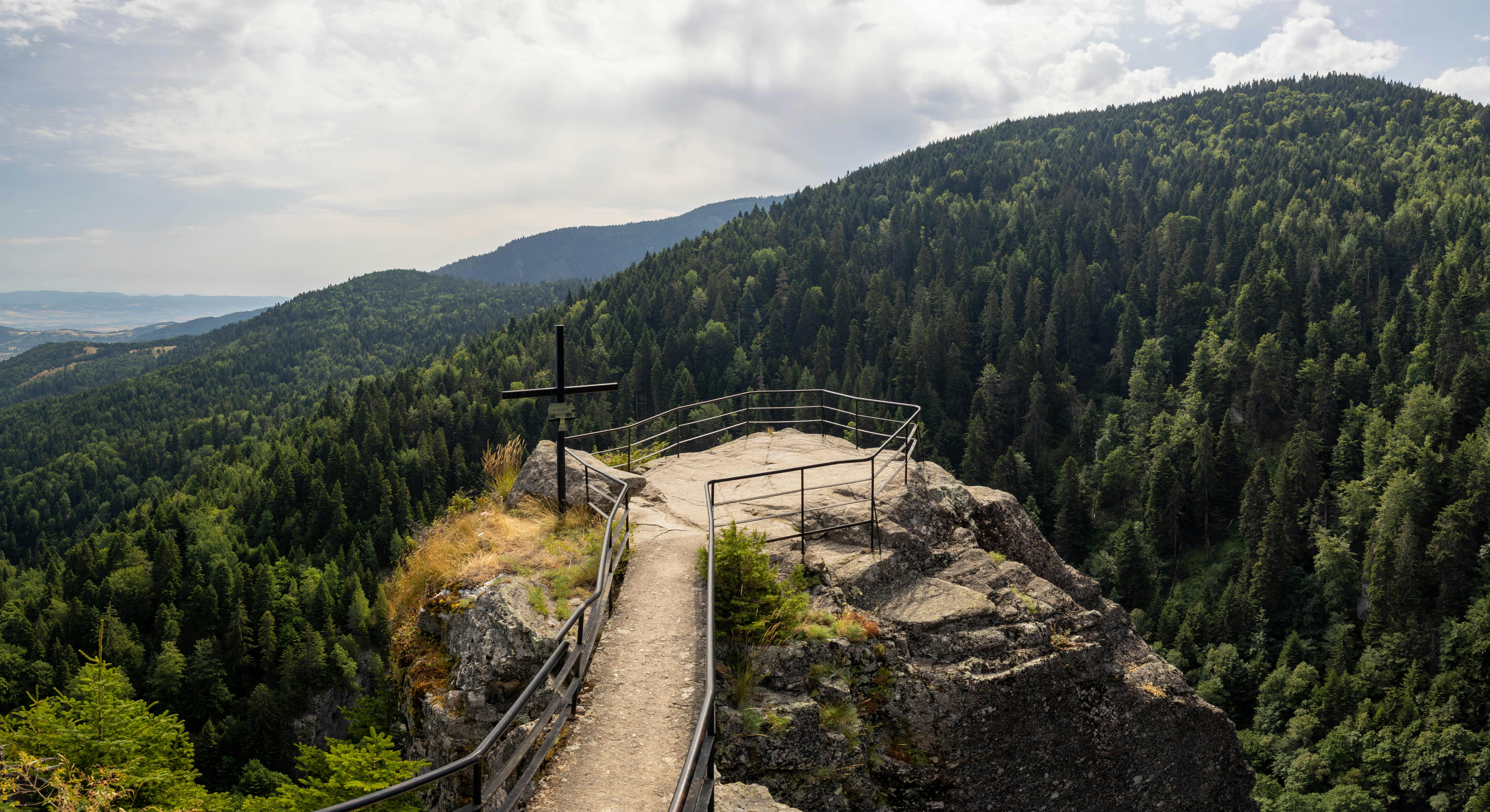 Scenic Viewpoint High in Mountains · Free Stock Photo