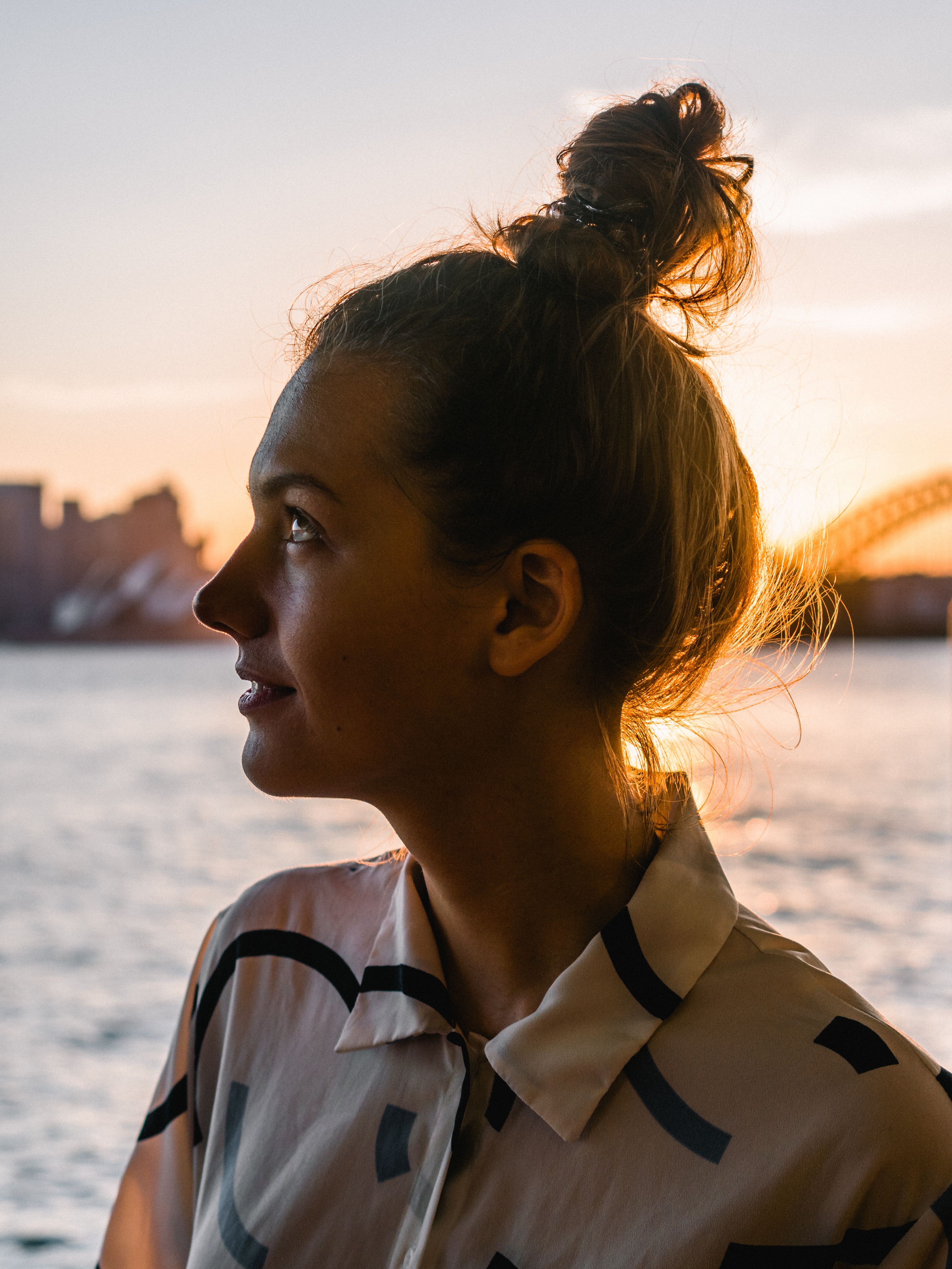 Mujer Con Paraguas Con Luces · Foto de stock gratuita