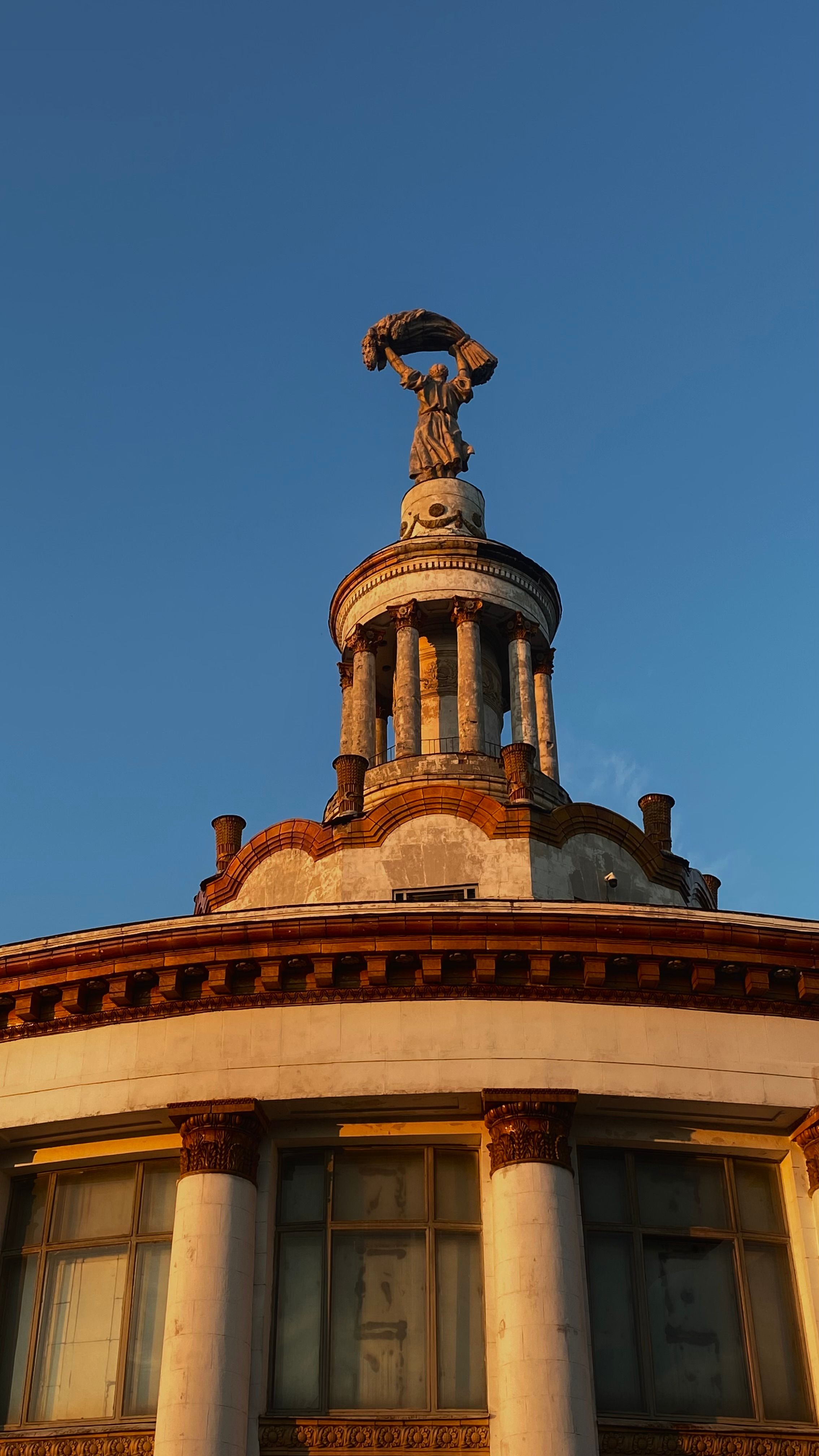 Statue on Building Top · Free Stock Photo