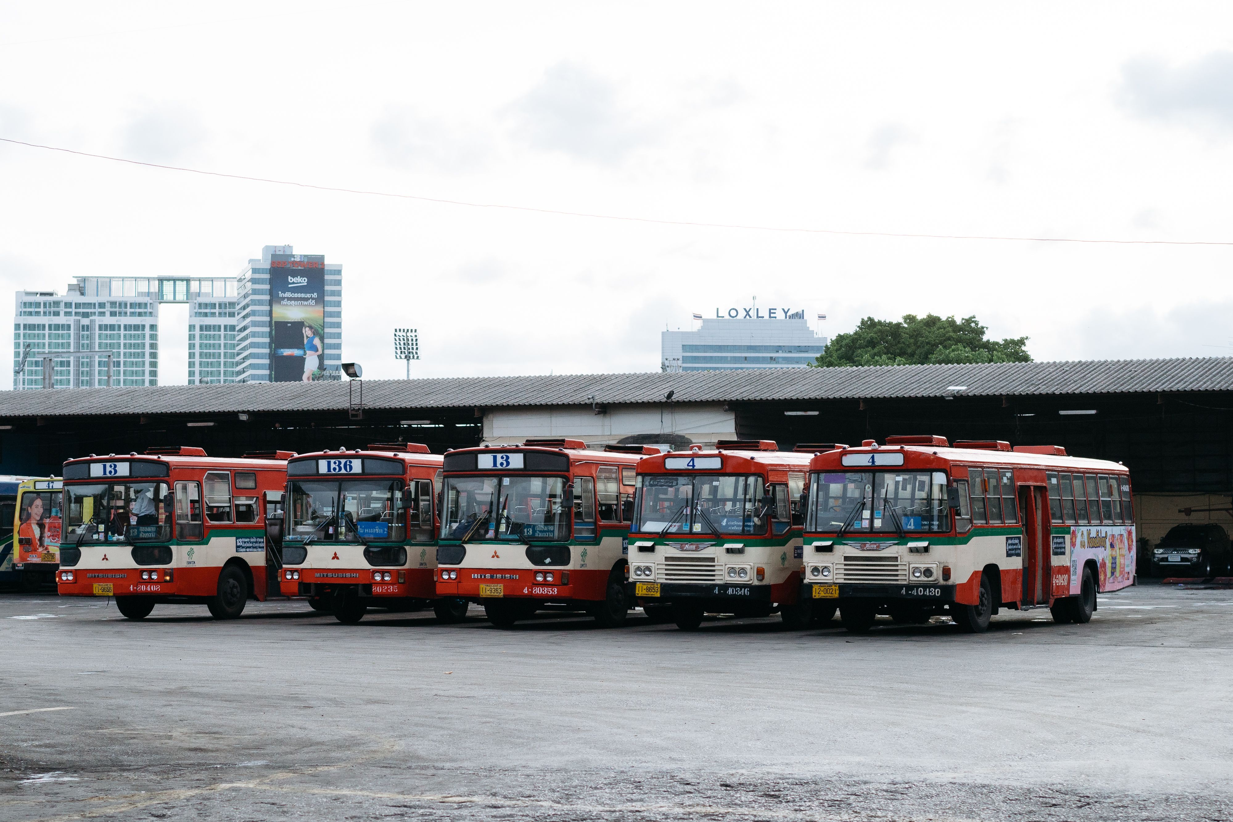 A group of buses parked in a parking lot · Free Stock Photo