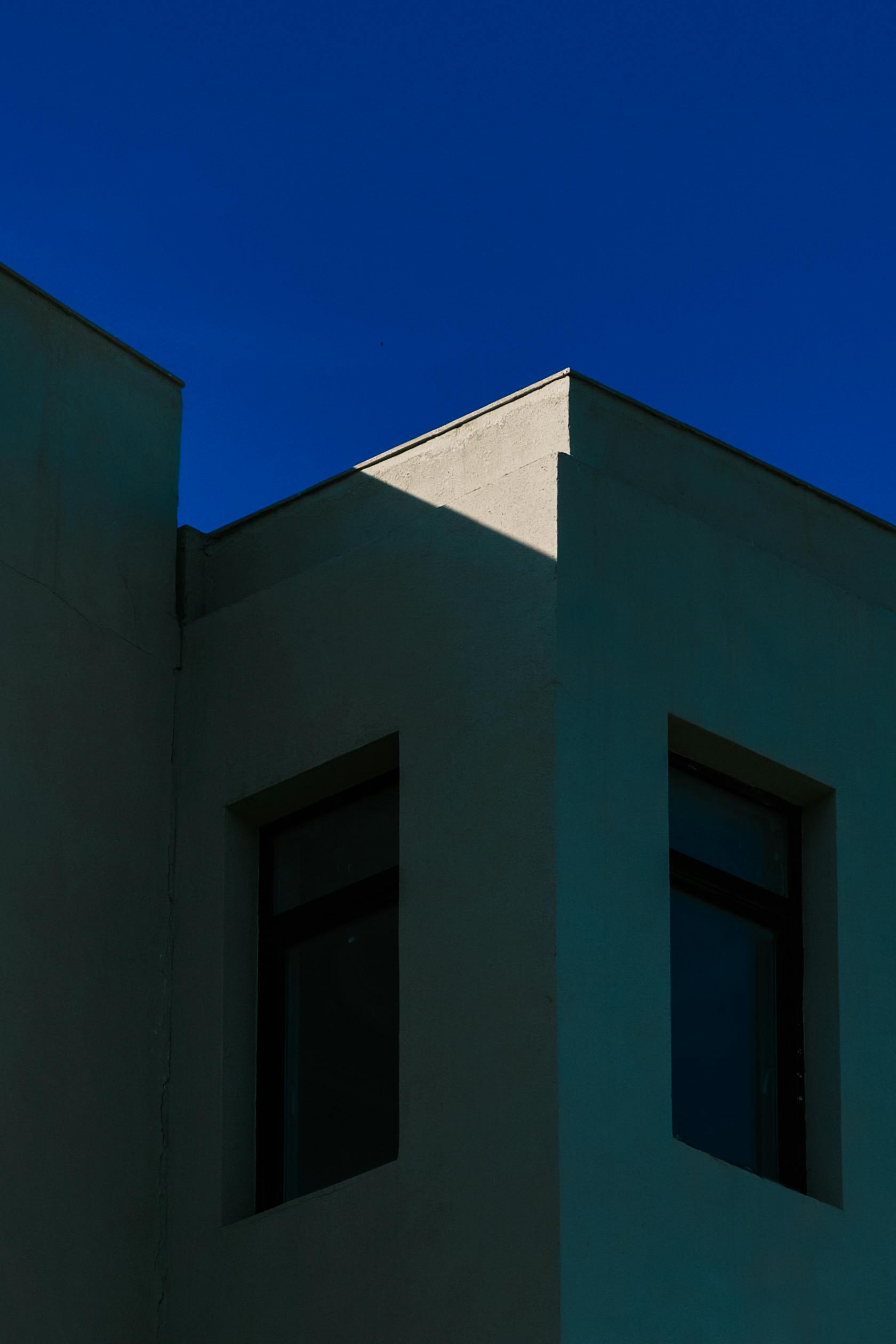 Building Corner in Shadow · Free Stock Photo