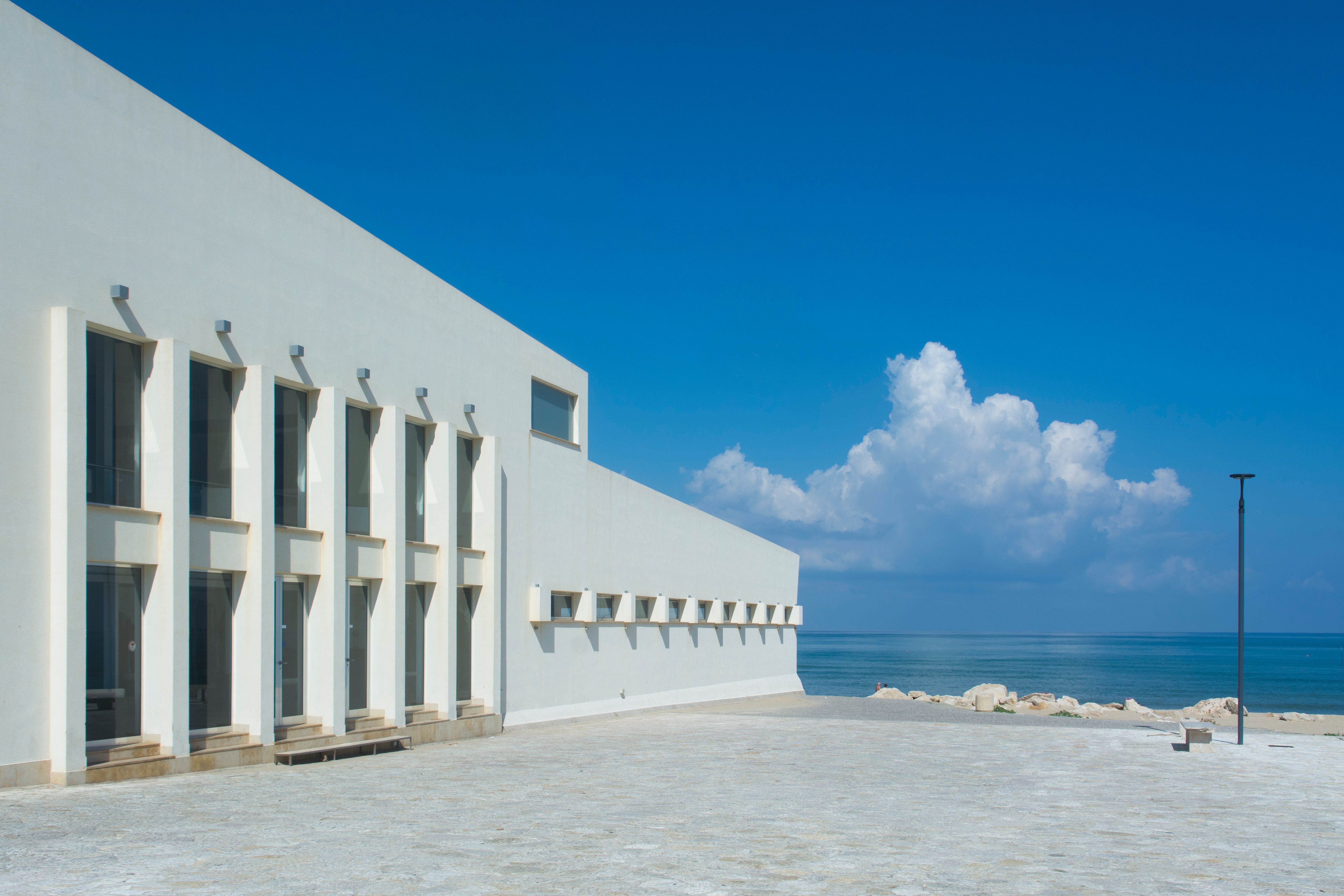 Modern Building in Seaside · Free Stock Photo