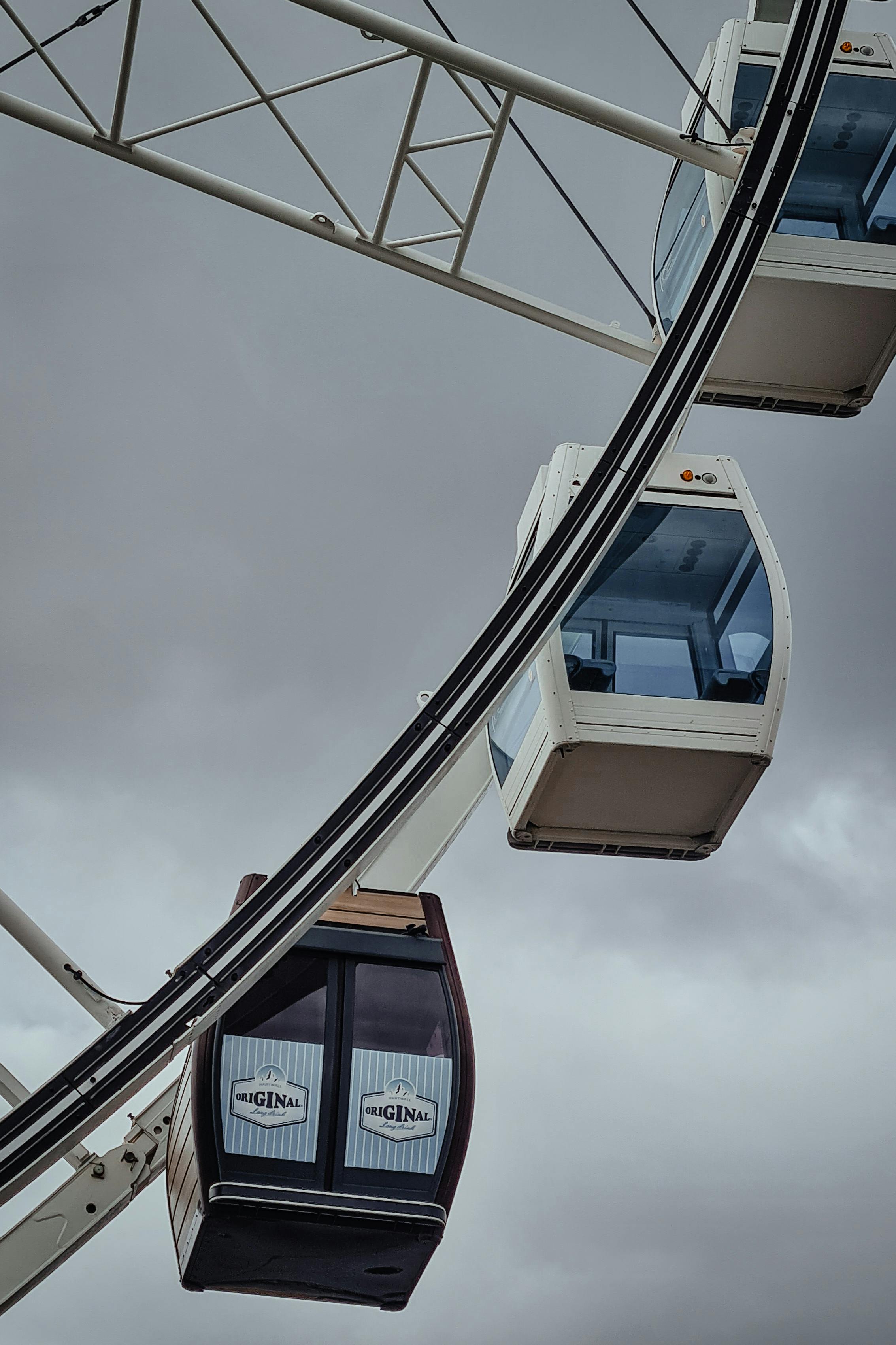 Ferris wheel with passenger cabins in amusement park · Free Stock Photo