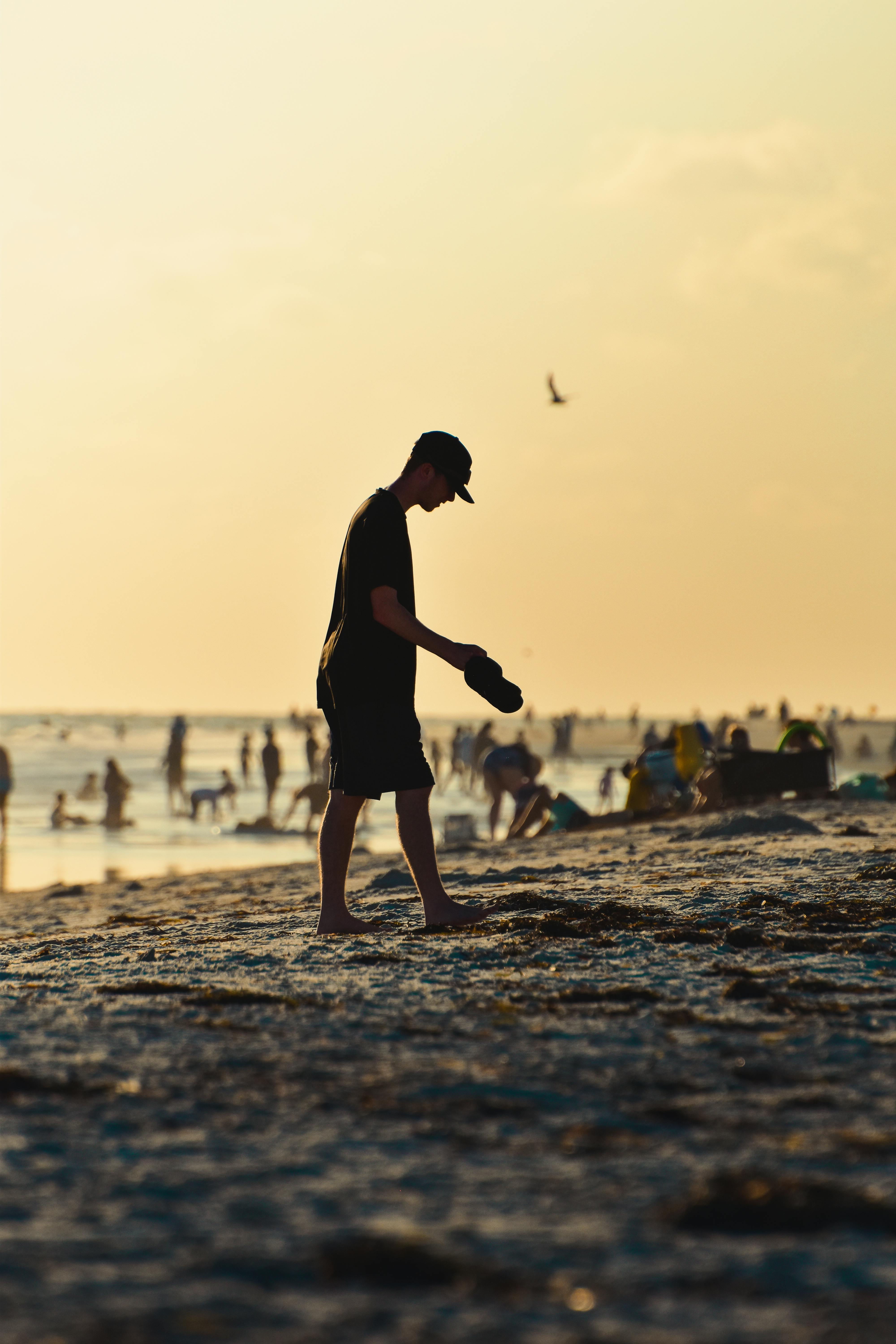Foto profissional gratuita de andando, céu, espaço do texto, homem ...