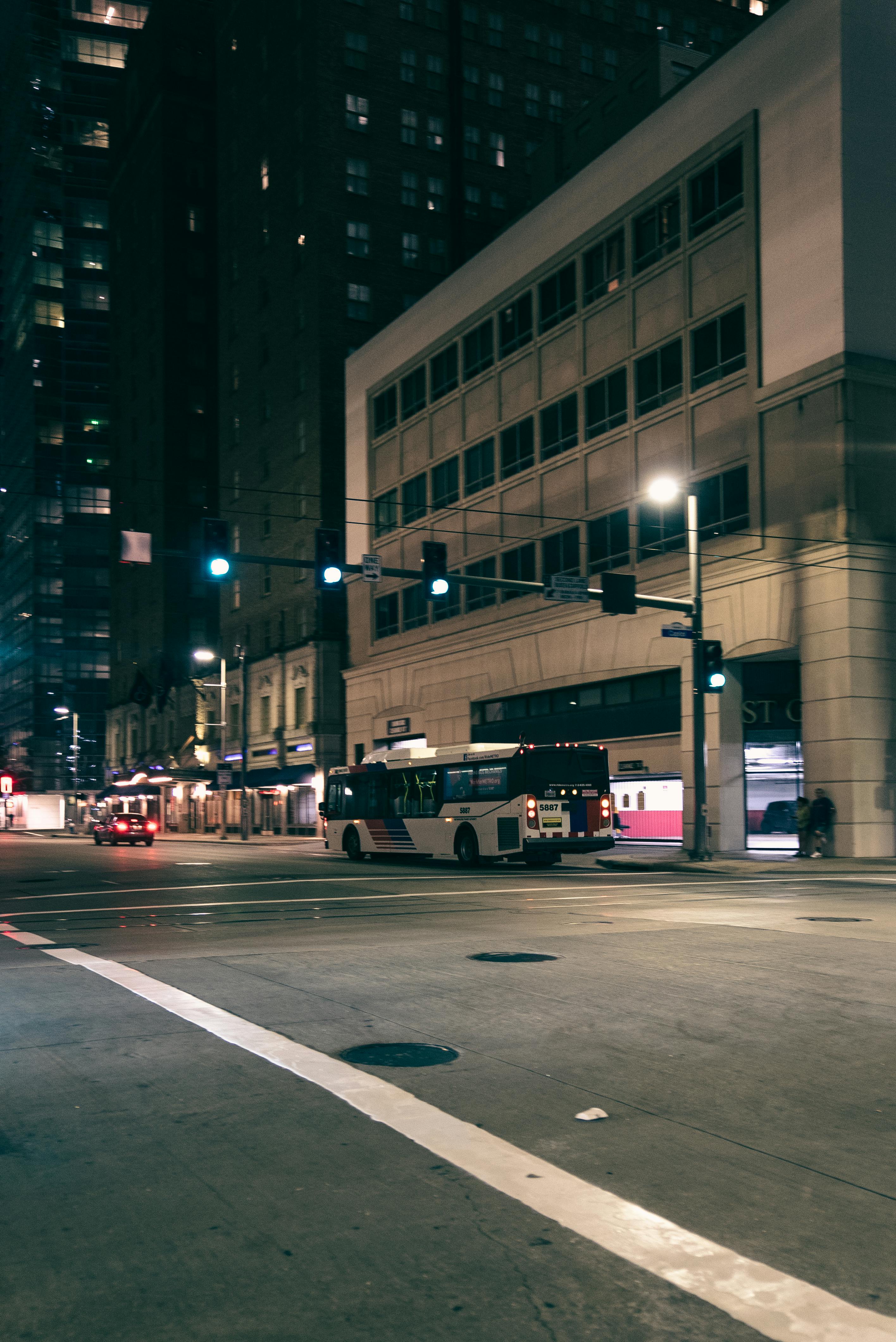 Bus on Street at Night · Free Stock Photo