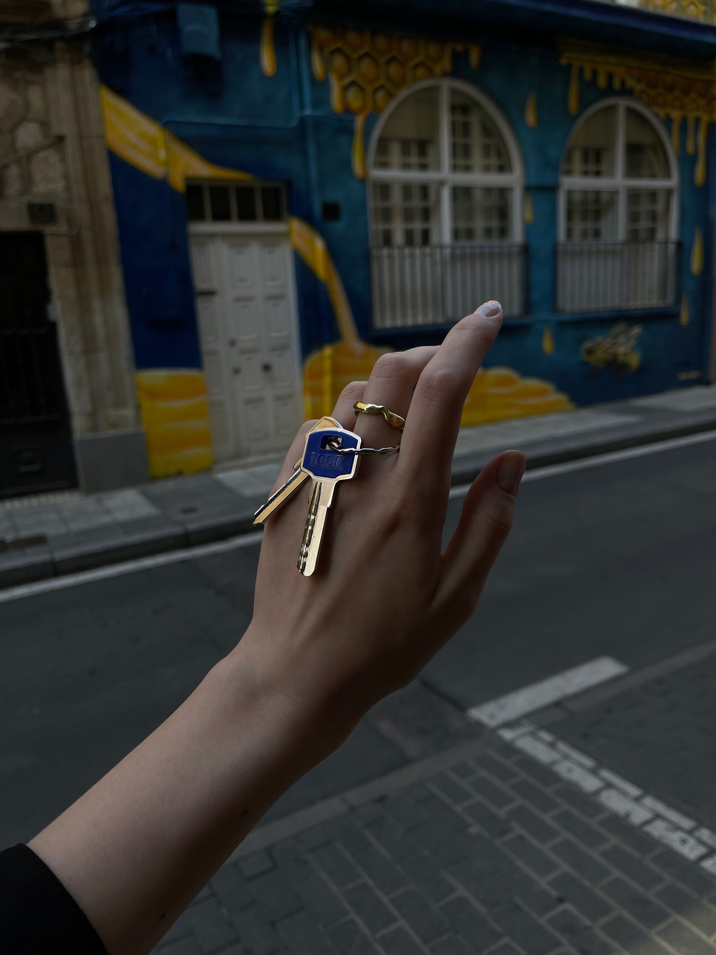 Close Up Keys In Hand Photos, Download The BEST Free Close Up Keys In ...
