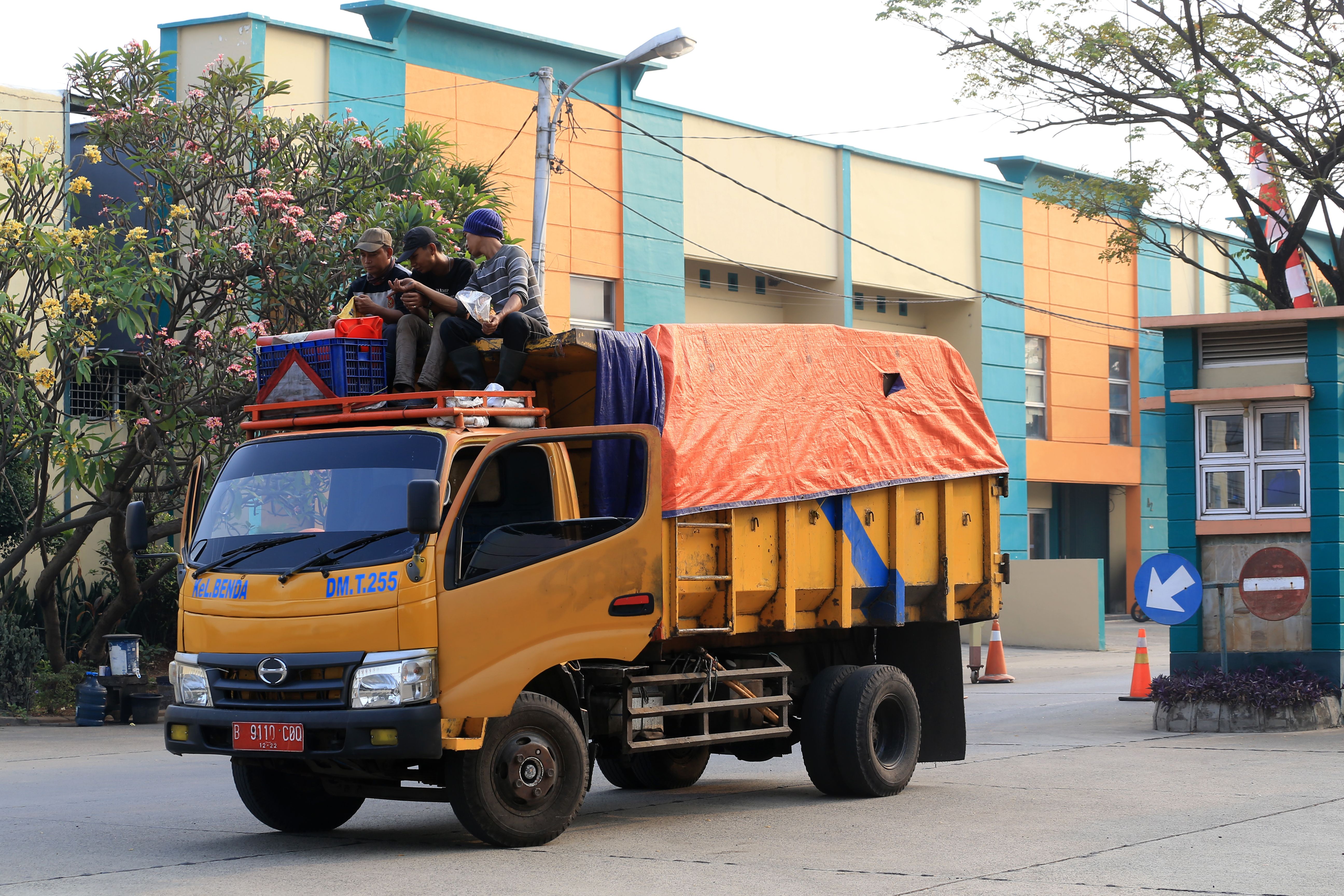 Truck Toppling Photos, Download The BEST Free Truck Toppling Stock ...