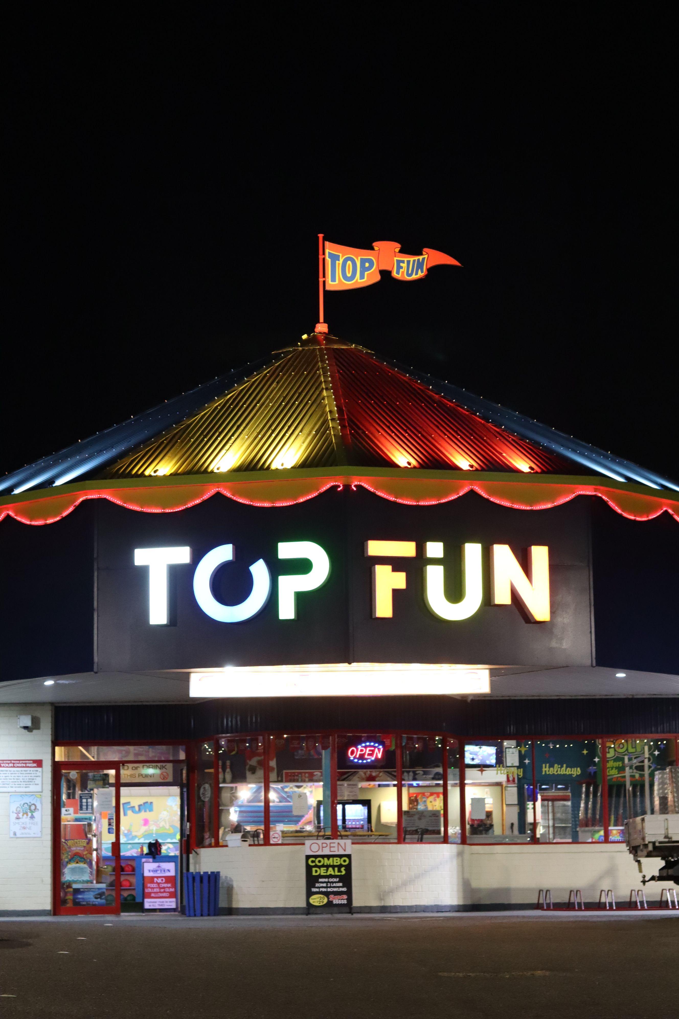 Illuminated Arcade in Funfair · Free Stock Photo