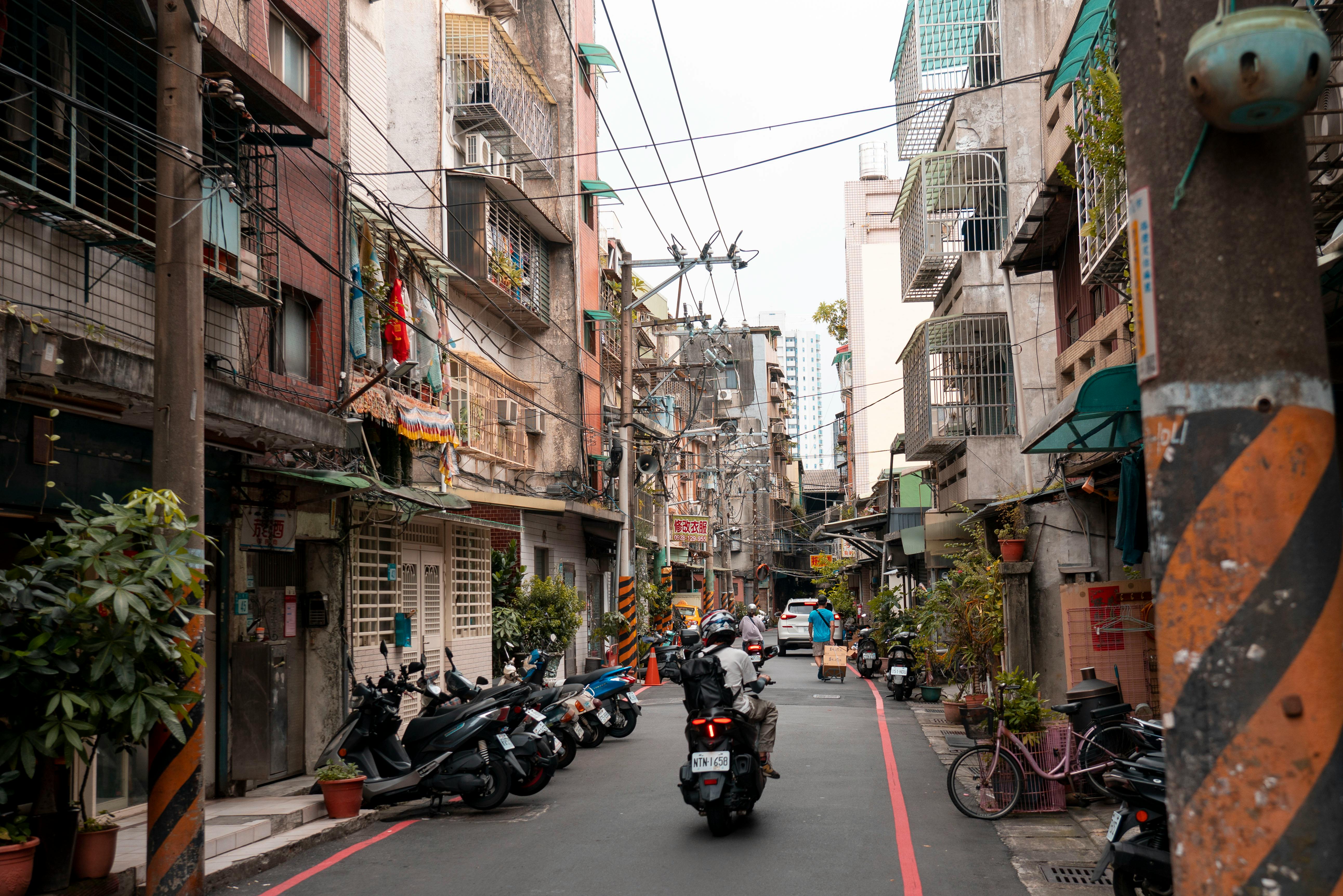Narrow Street in City · Free Stock Photo