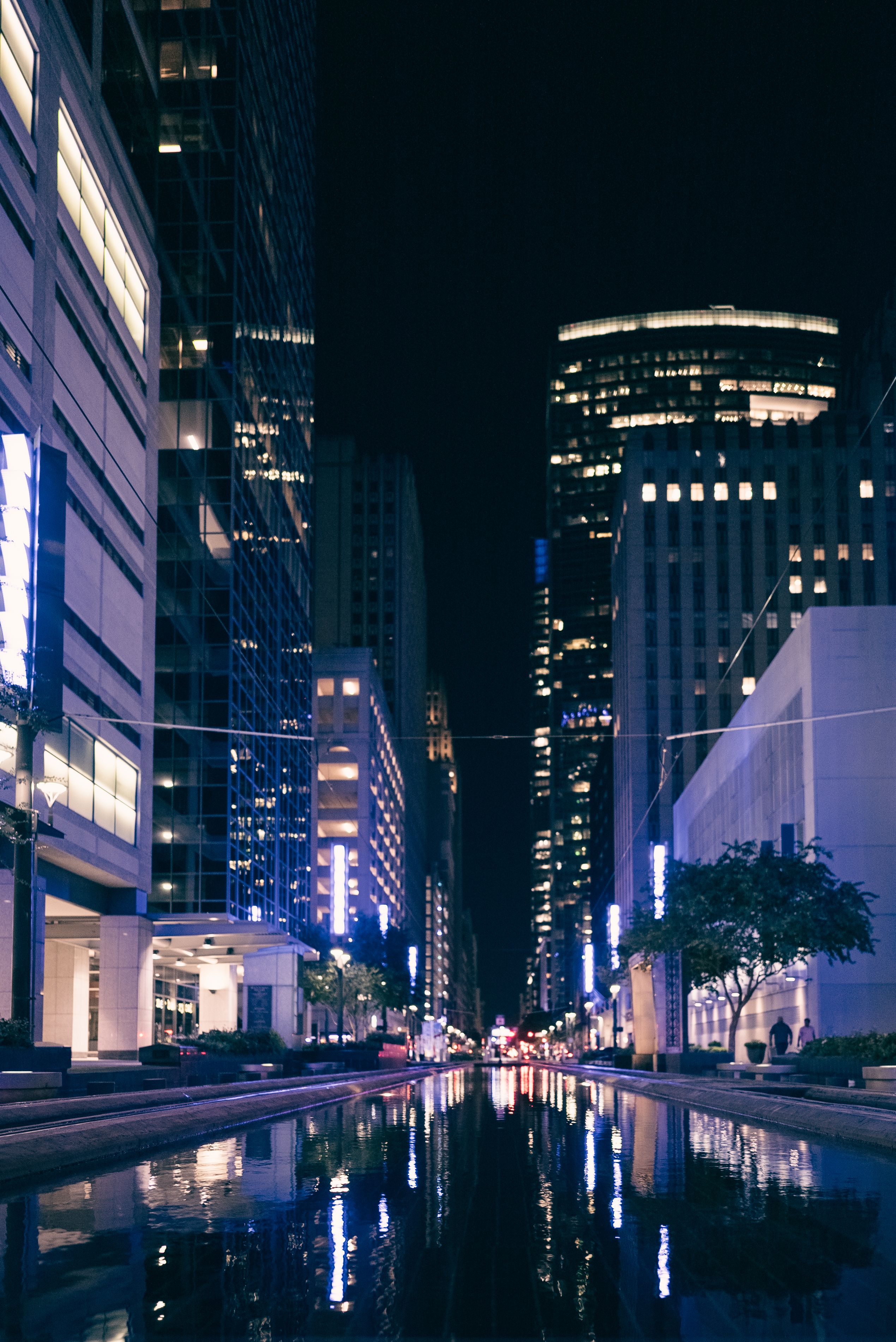 Water Alley in City at Night · Free Stock Photo