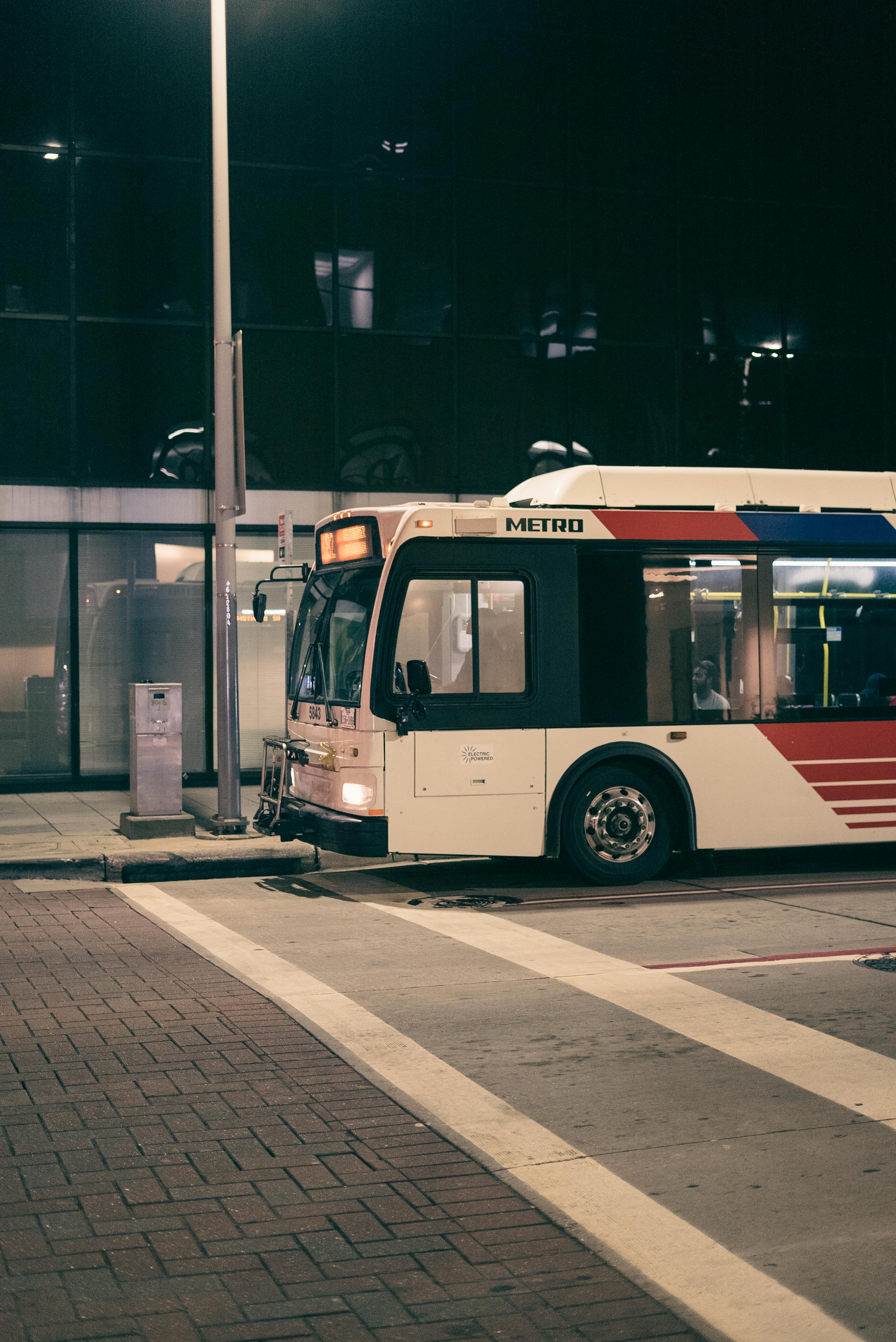 Bus on Street at Night · Free Stock Photo