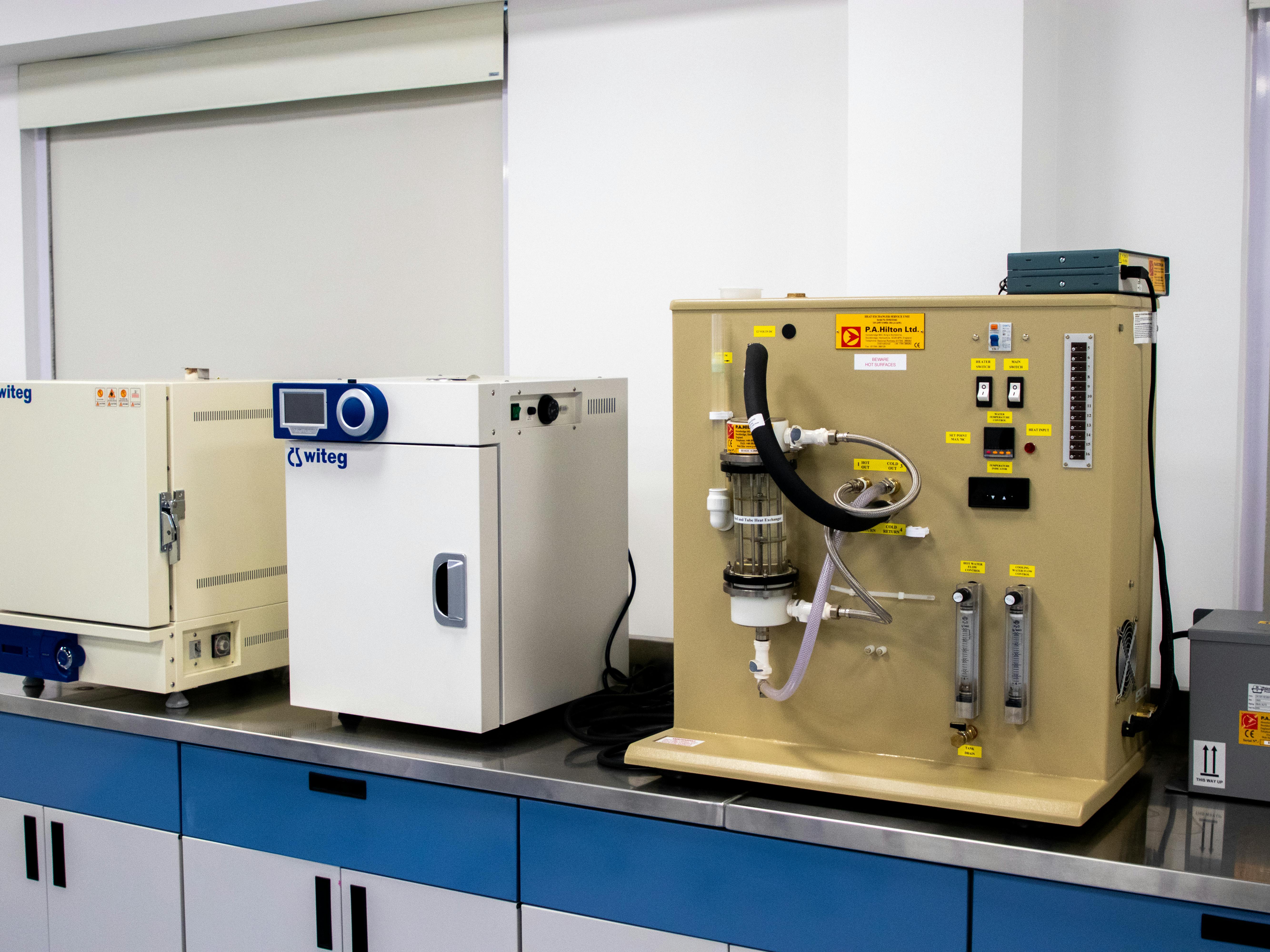 A laboratory with several machines and equipment · Free Stock Photo