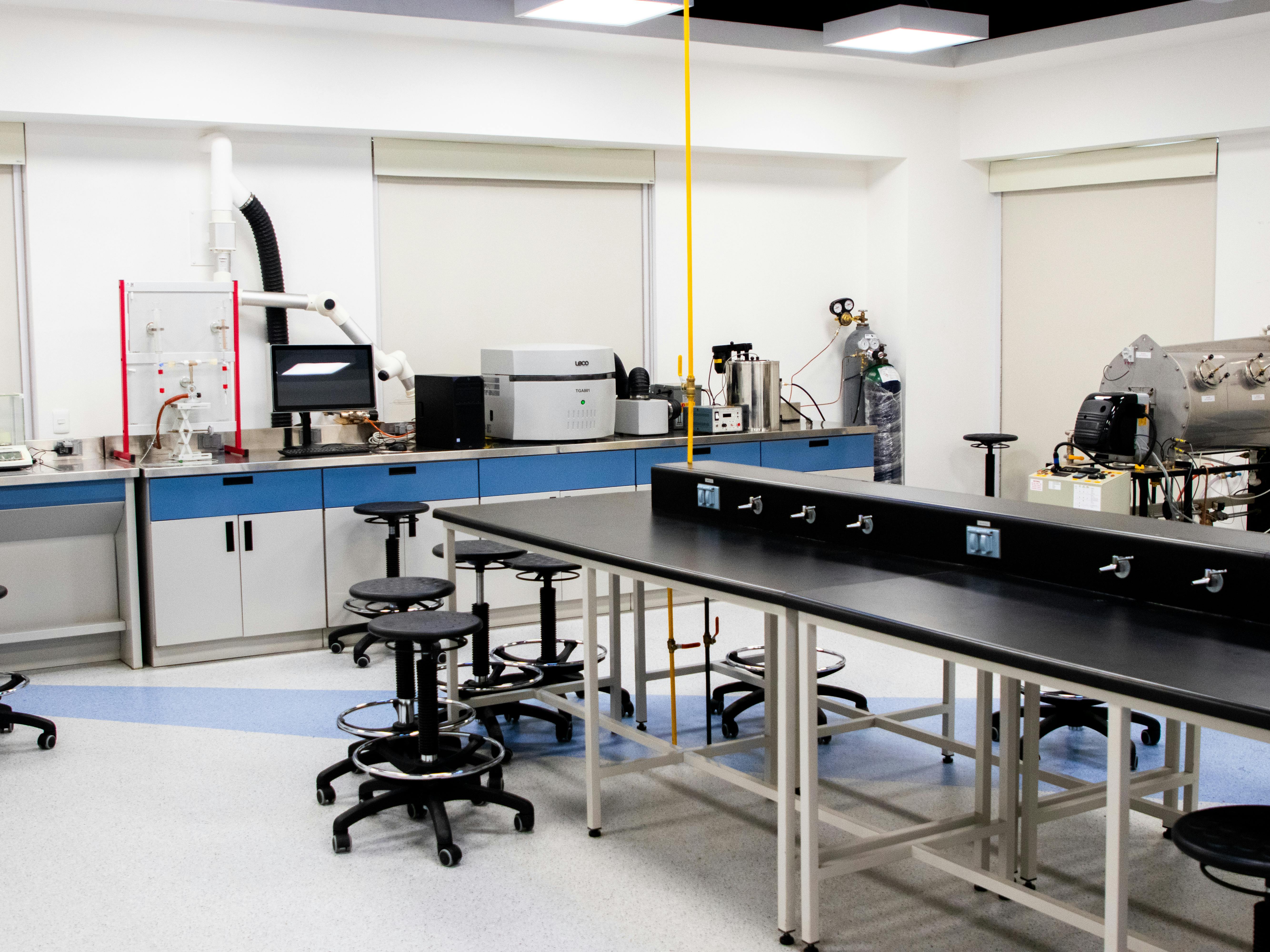 A laboratory with a table and chairs · Free Stock Photo