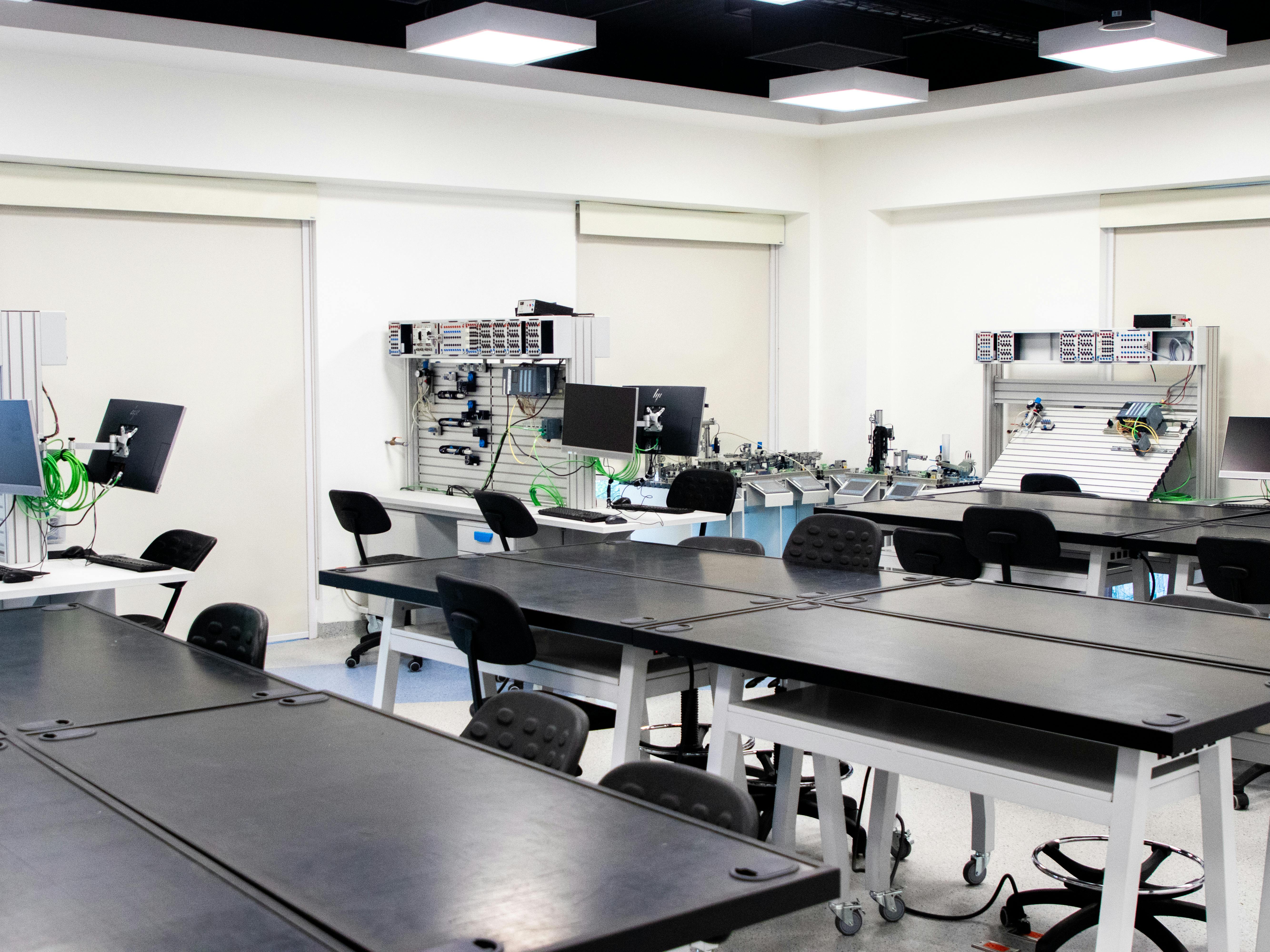 A laboratory with many desks and computers · Free Stock Photo