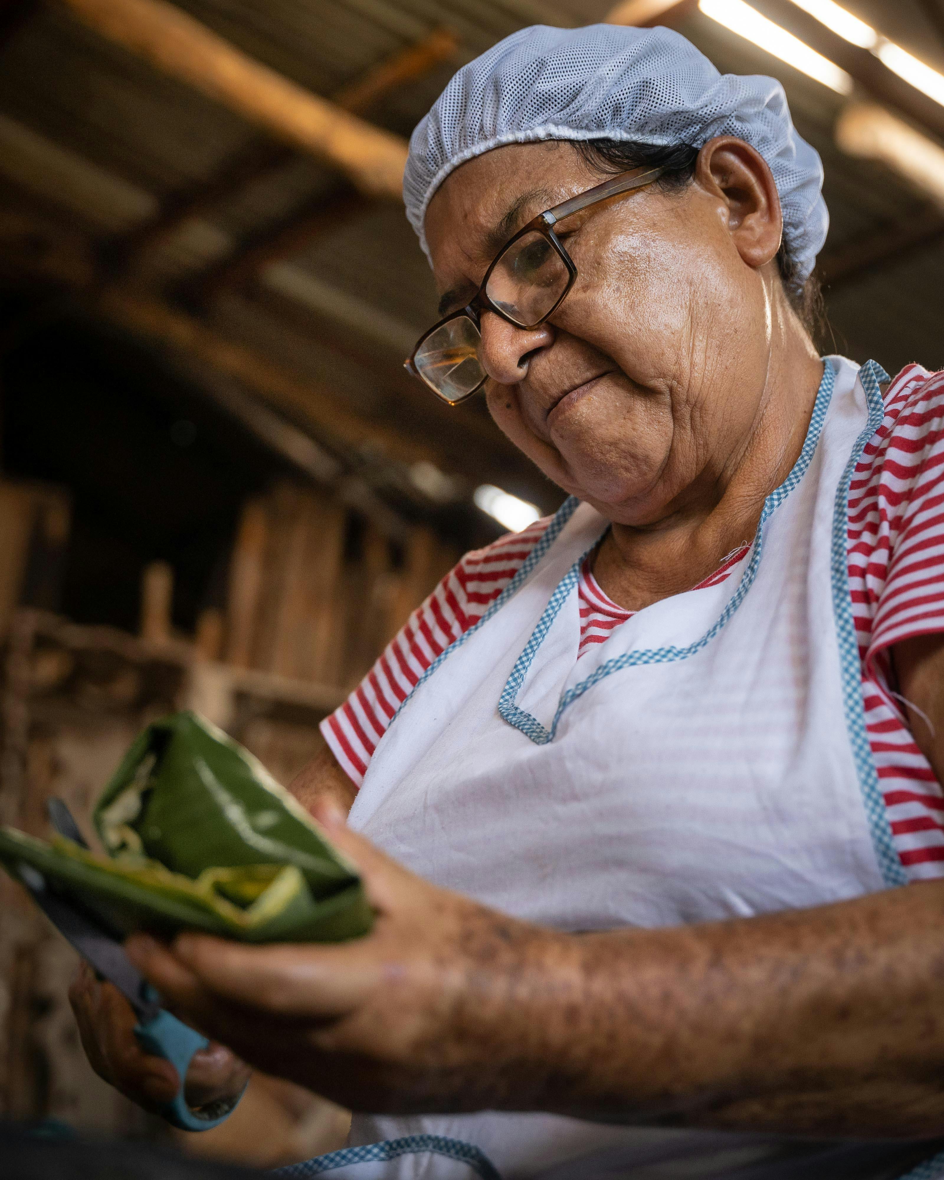 Señora Preparando Juanes Comida Selva Perú · Foto de stock gratuita