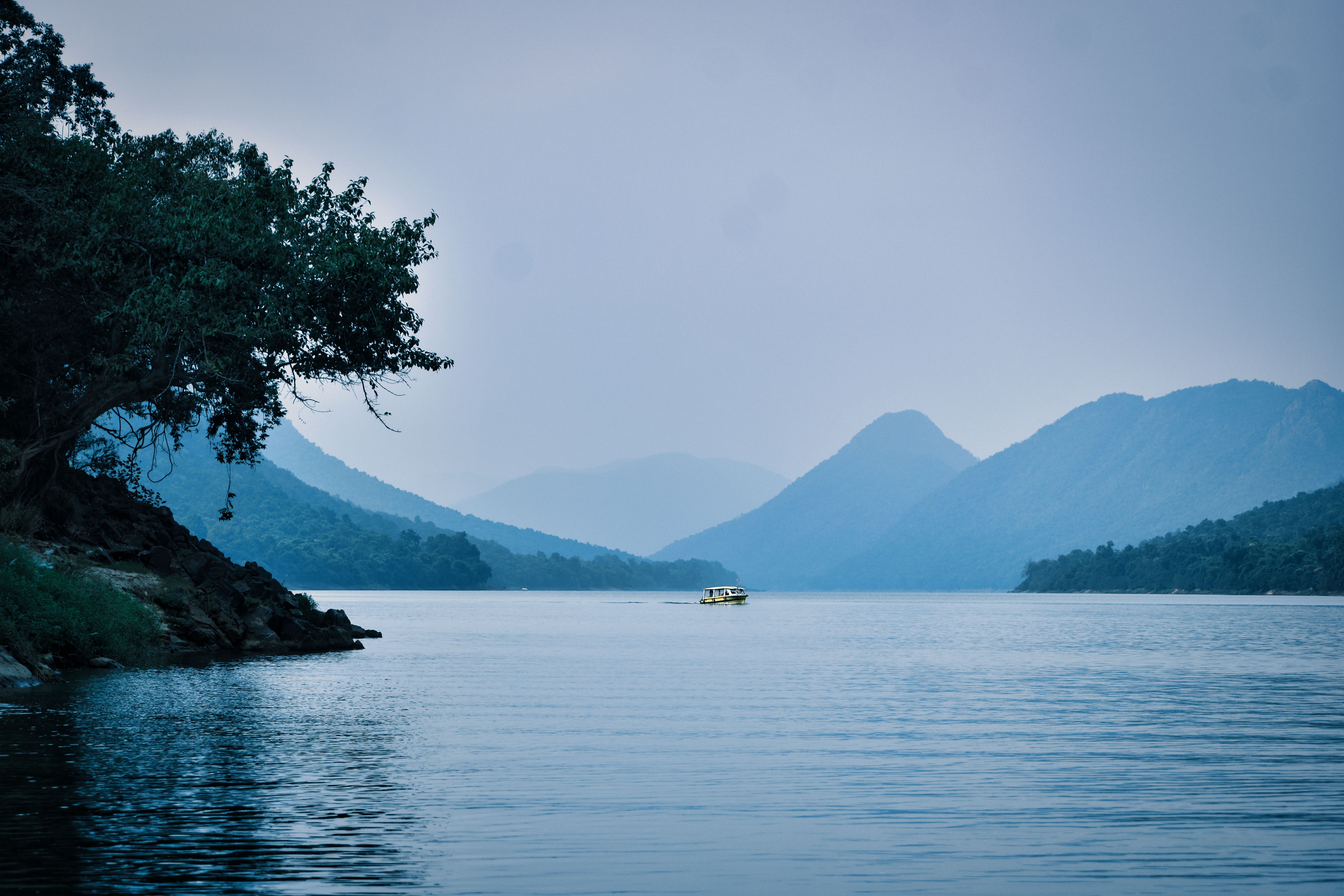 Motorboat on Lake · Free Stock Photo