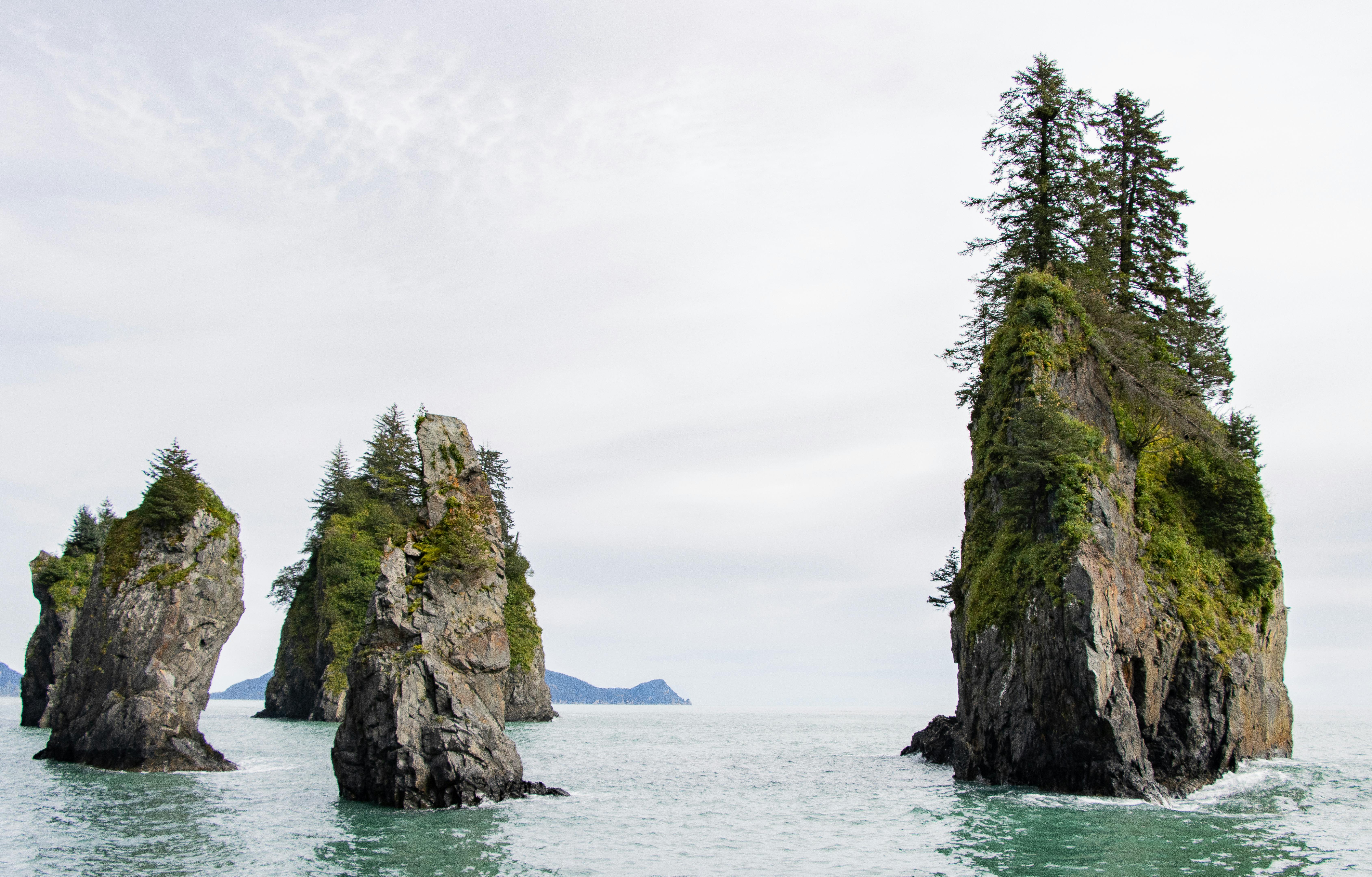 View of Rock Formations at Spire Cove, Alaska, USA · Free Stock Photo