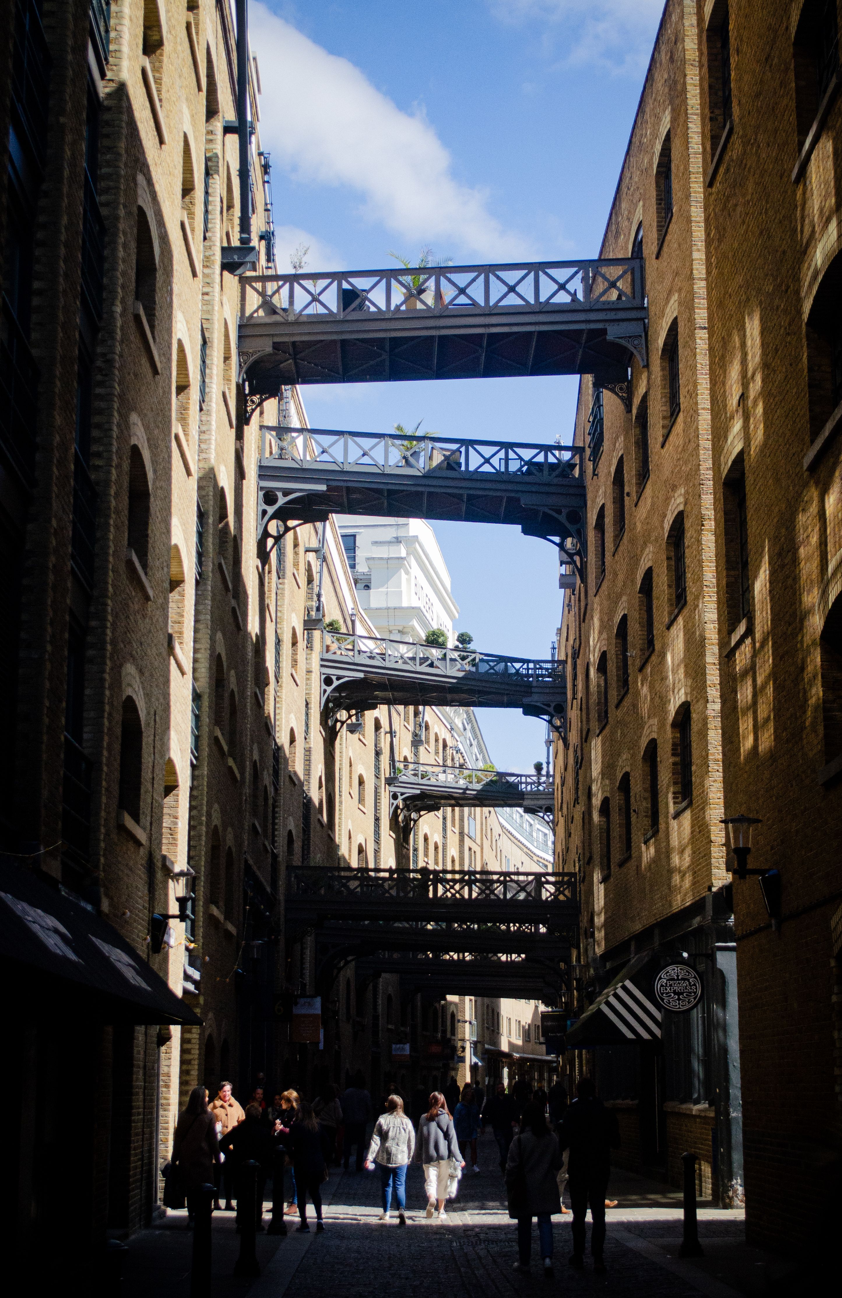 People in Narrow Alley in London · Free Stock Photo