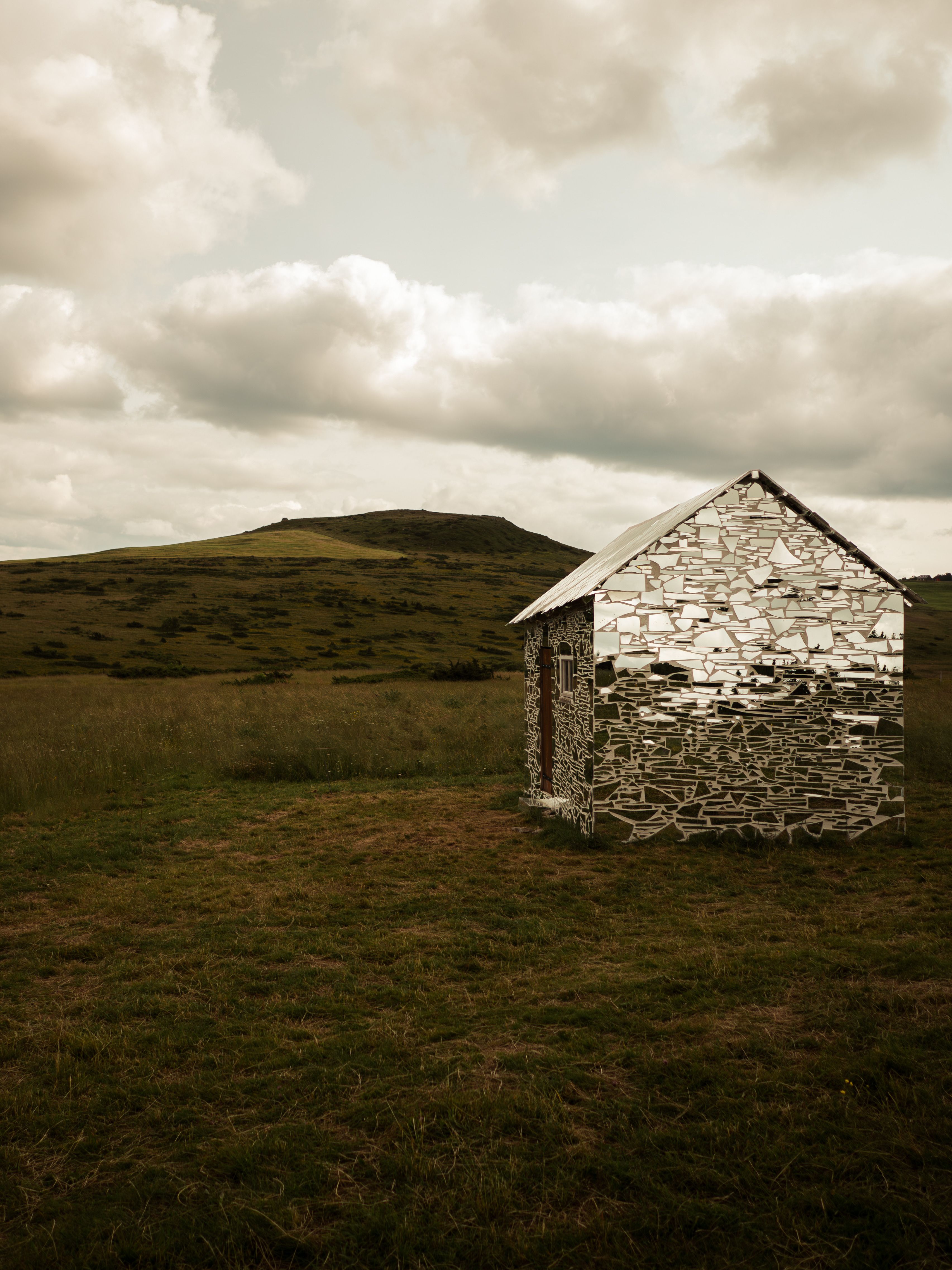 A Building in a Field · Free Stock Photo