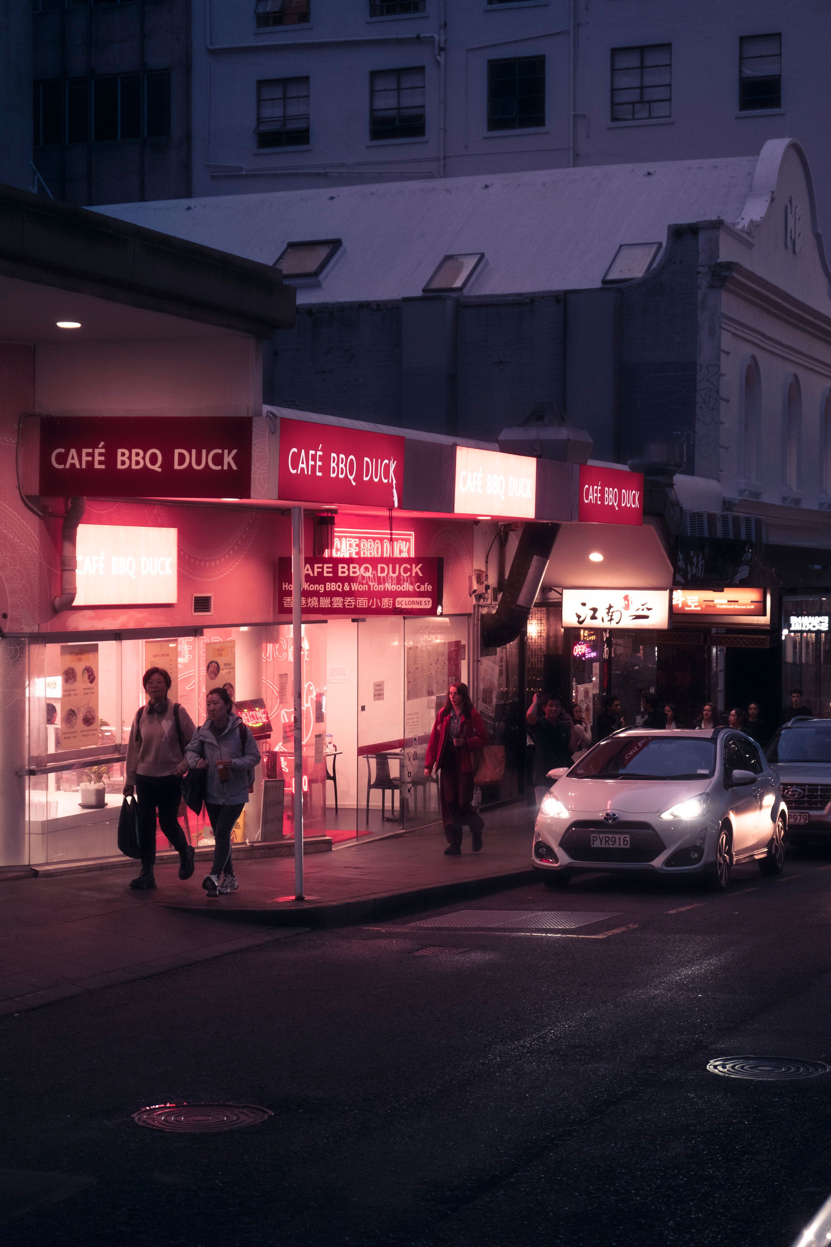 People on Street in City at Night · Free Stock Photo
