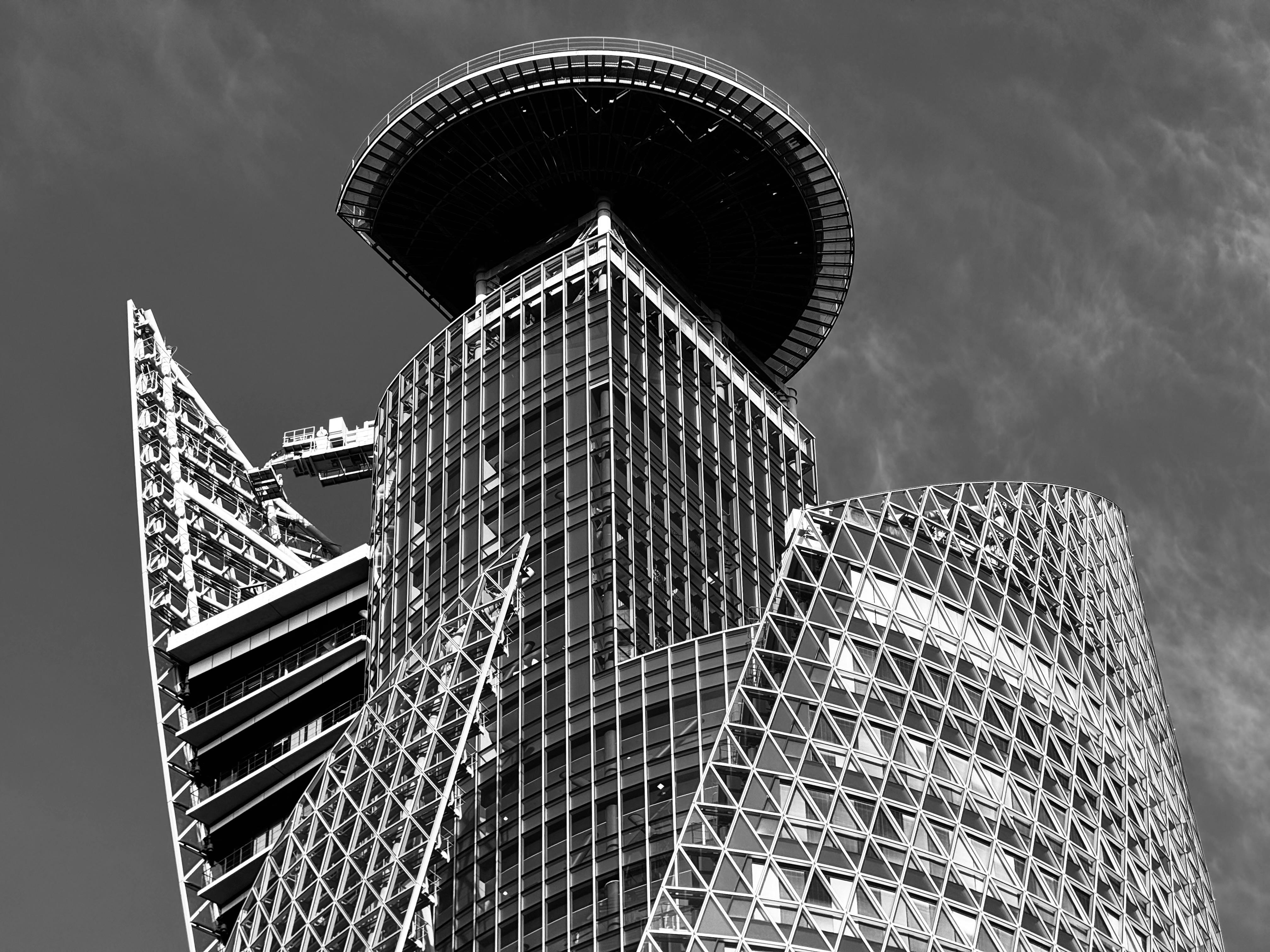 Sunlight behind Skyscraper in Black and White · Free Stock Photo