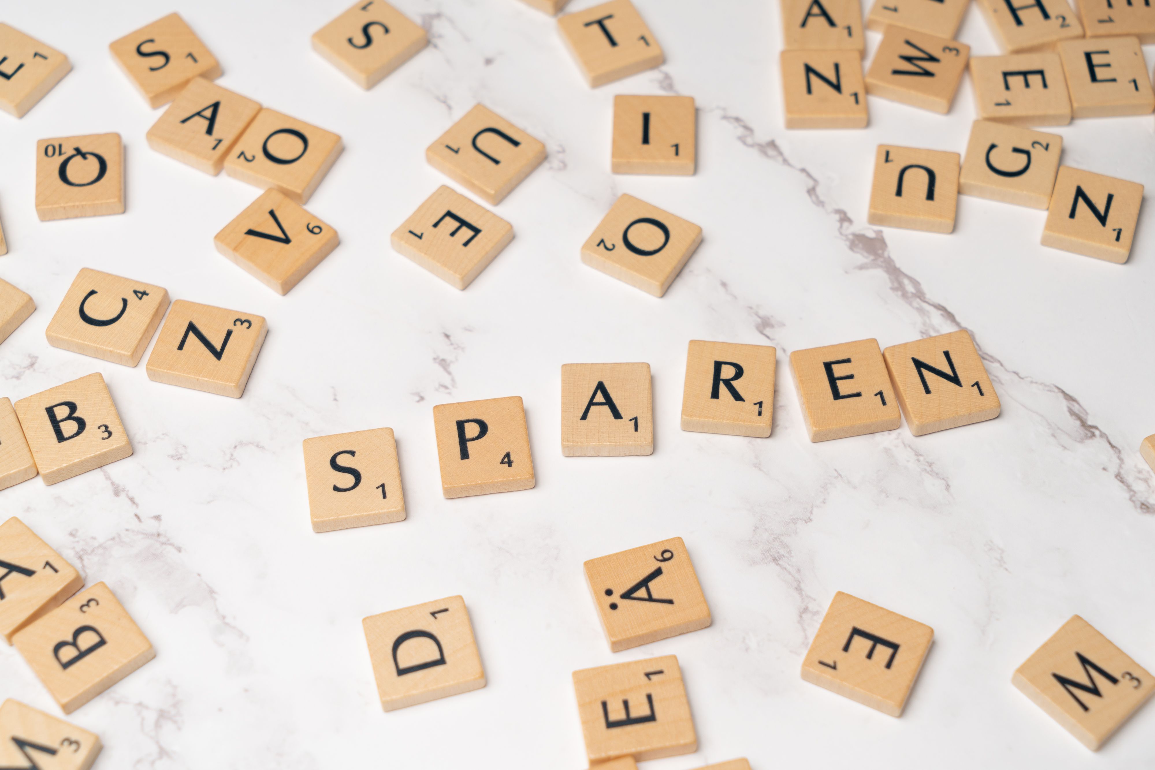 Scrabble letters spelling out the word sparen · Free Stock Photo