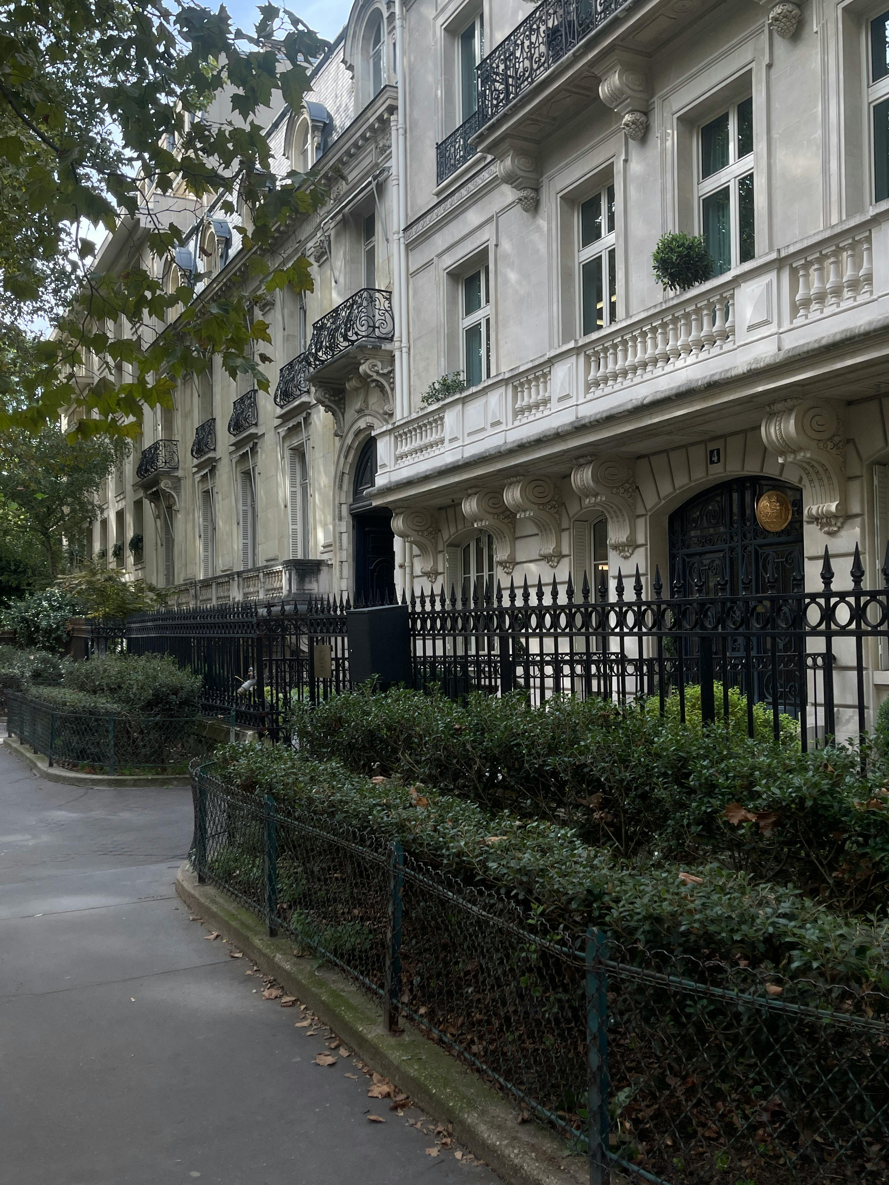 Building on Rue Rivoli Street in Paris, France · Free Stock Photo