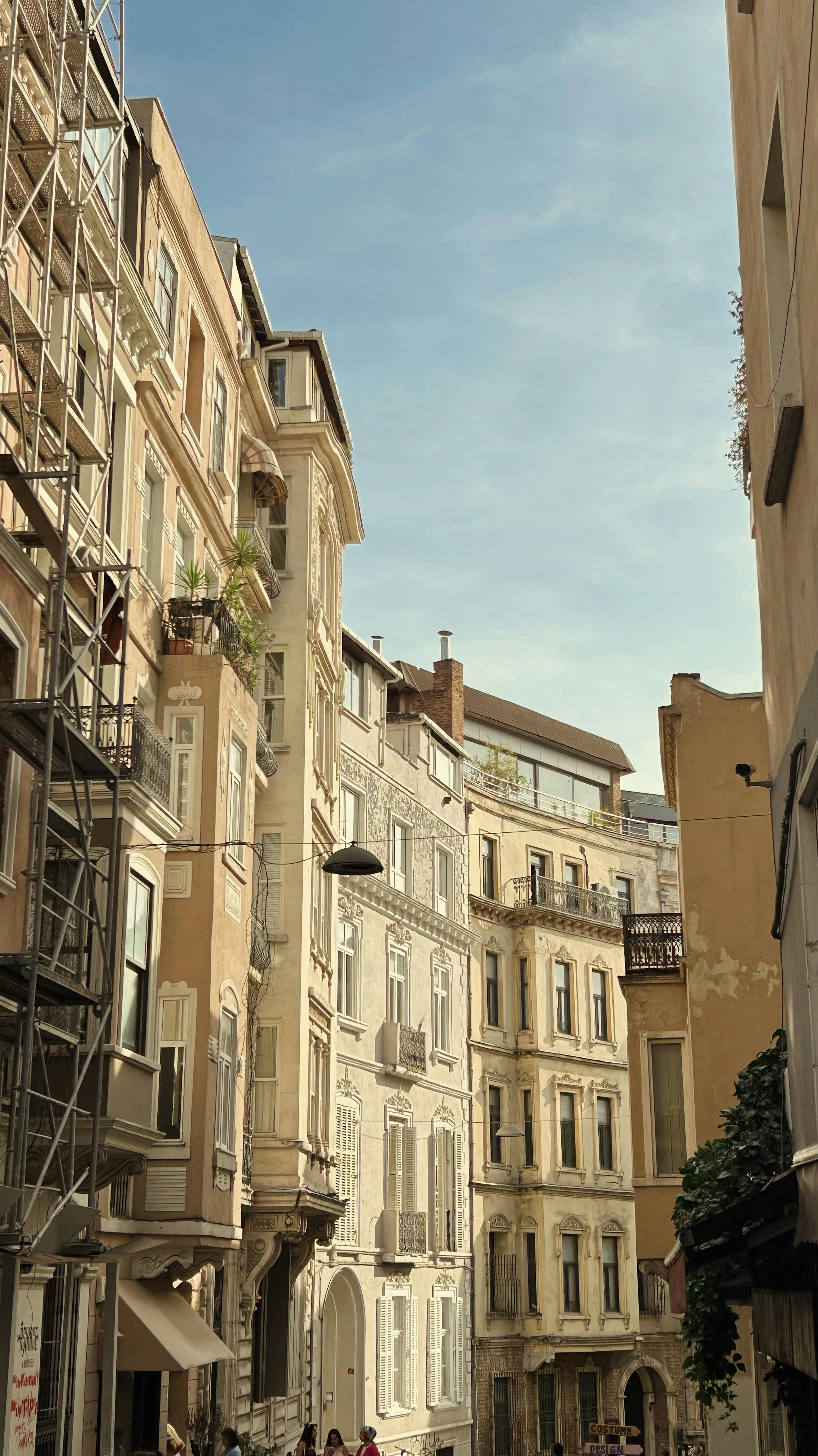 Narrow City Street · Free Stock Photo