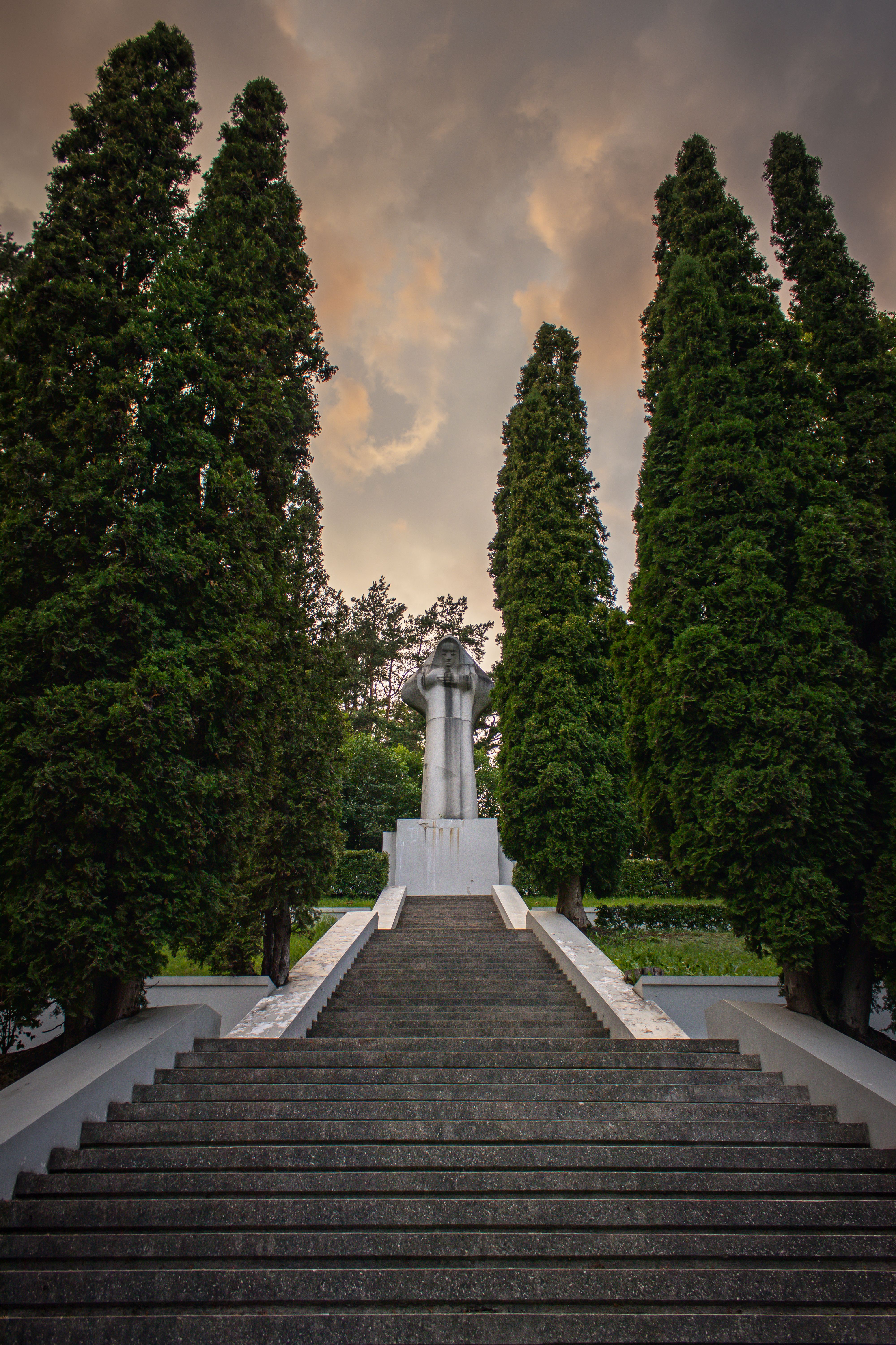 Stairs Leading to Monument · Free Stock Photo