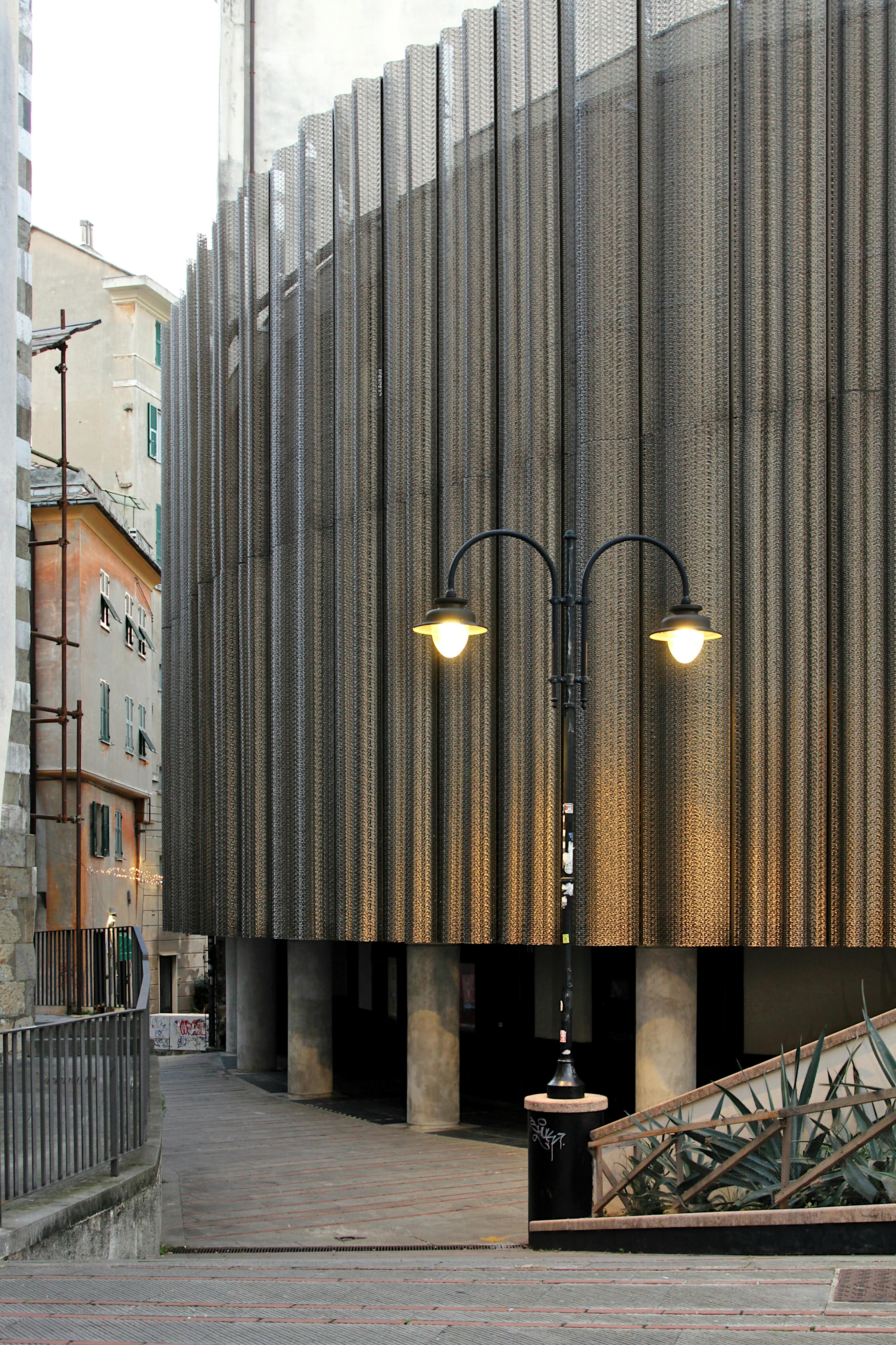 Street Lamp near Building · Free Stock Photo