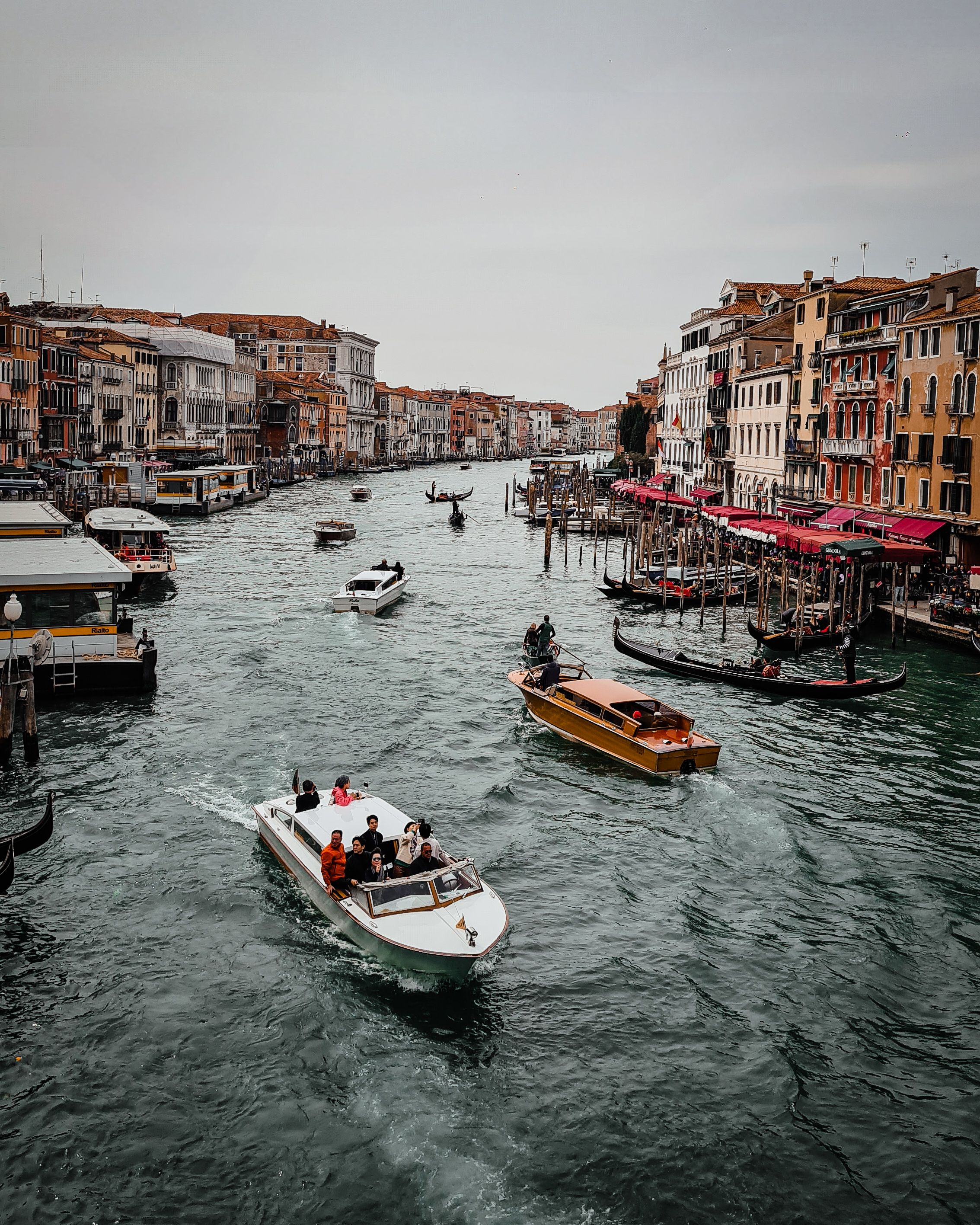 Multiple Boats on Canal in City · Free Stock Photo
