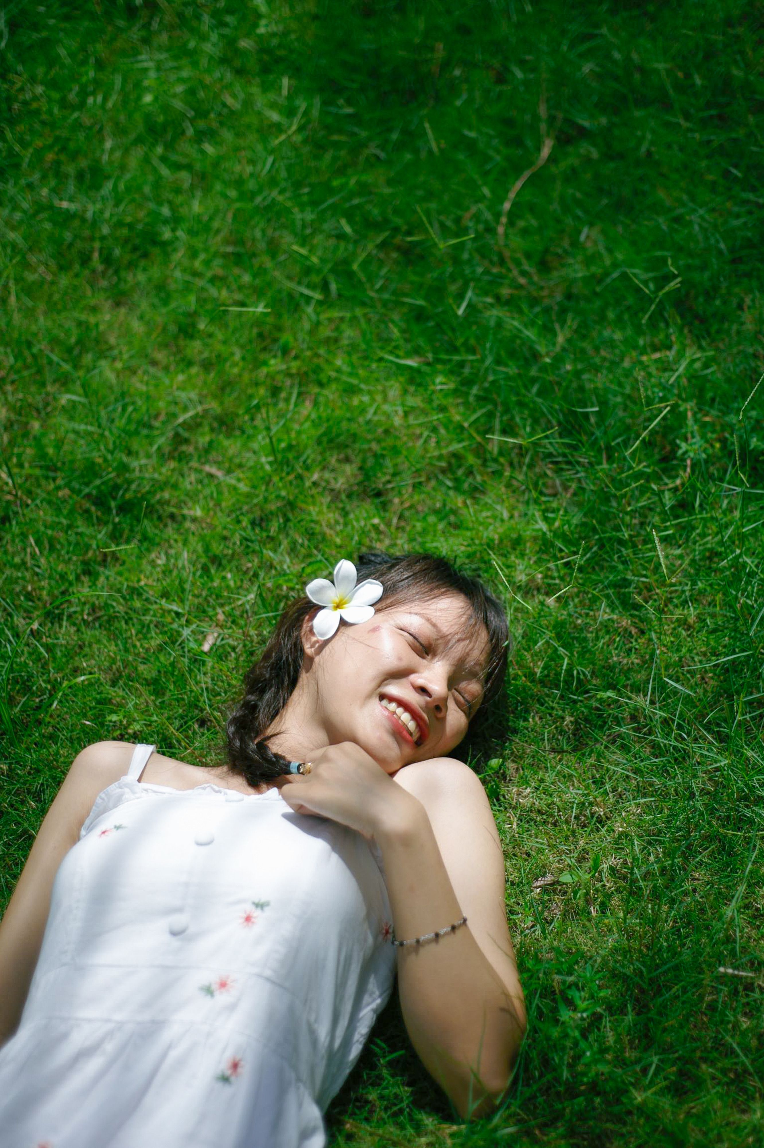 Jeune Femme Heureuse Allongée Sur L'herbe · Photo gratuite