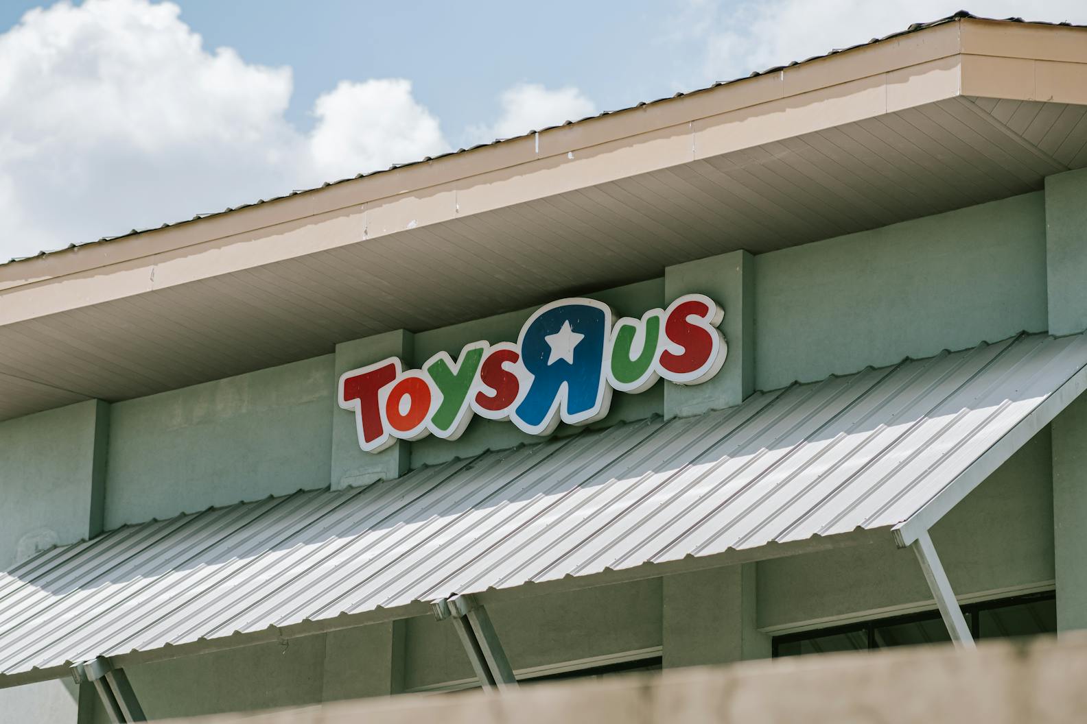 Bain Capital and Toys R Us: A Retail Giant's Fall Explained