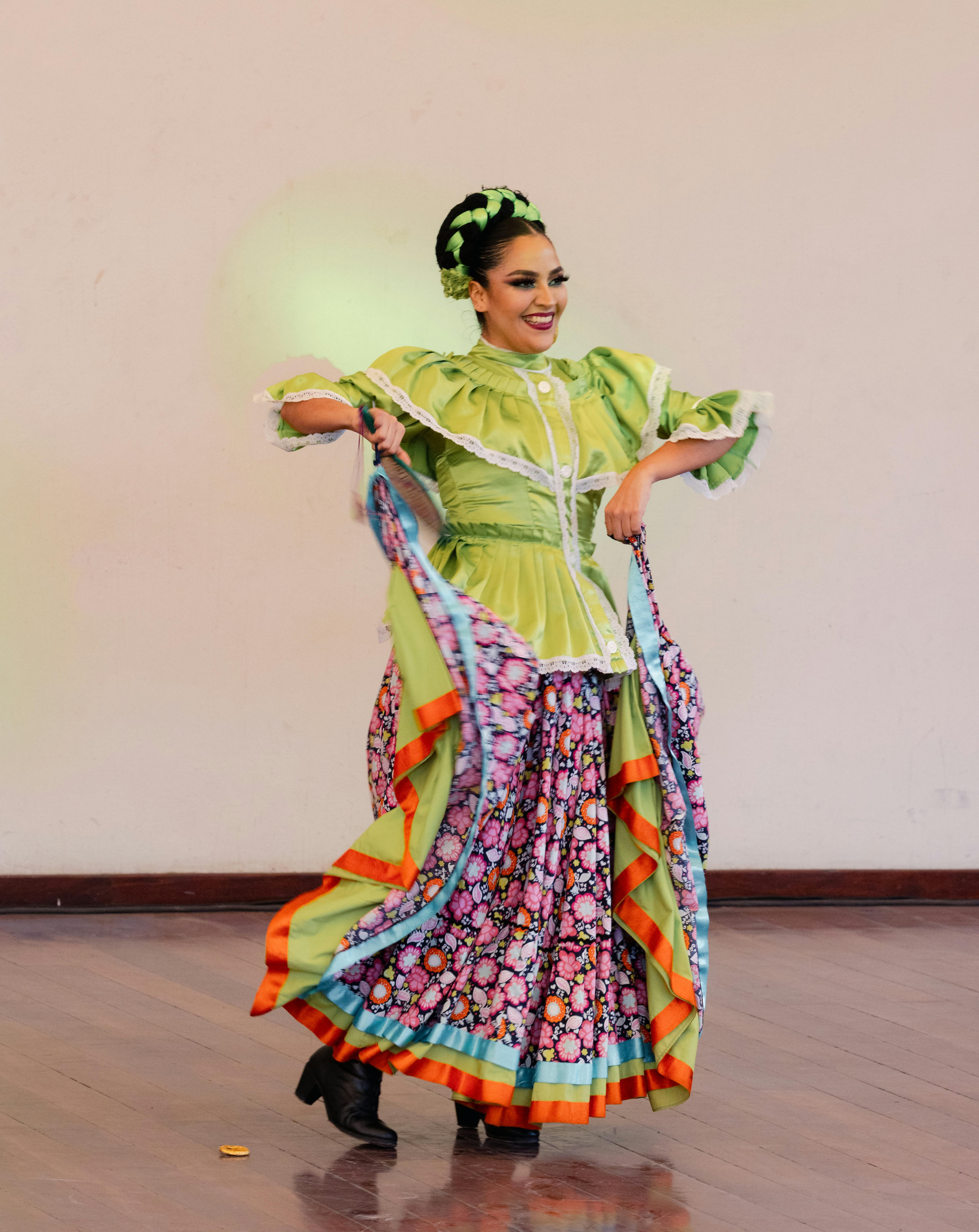 Arabic Dancer in Traditional Clothing · Free Stock Photo