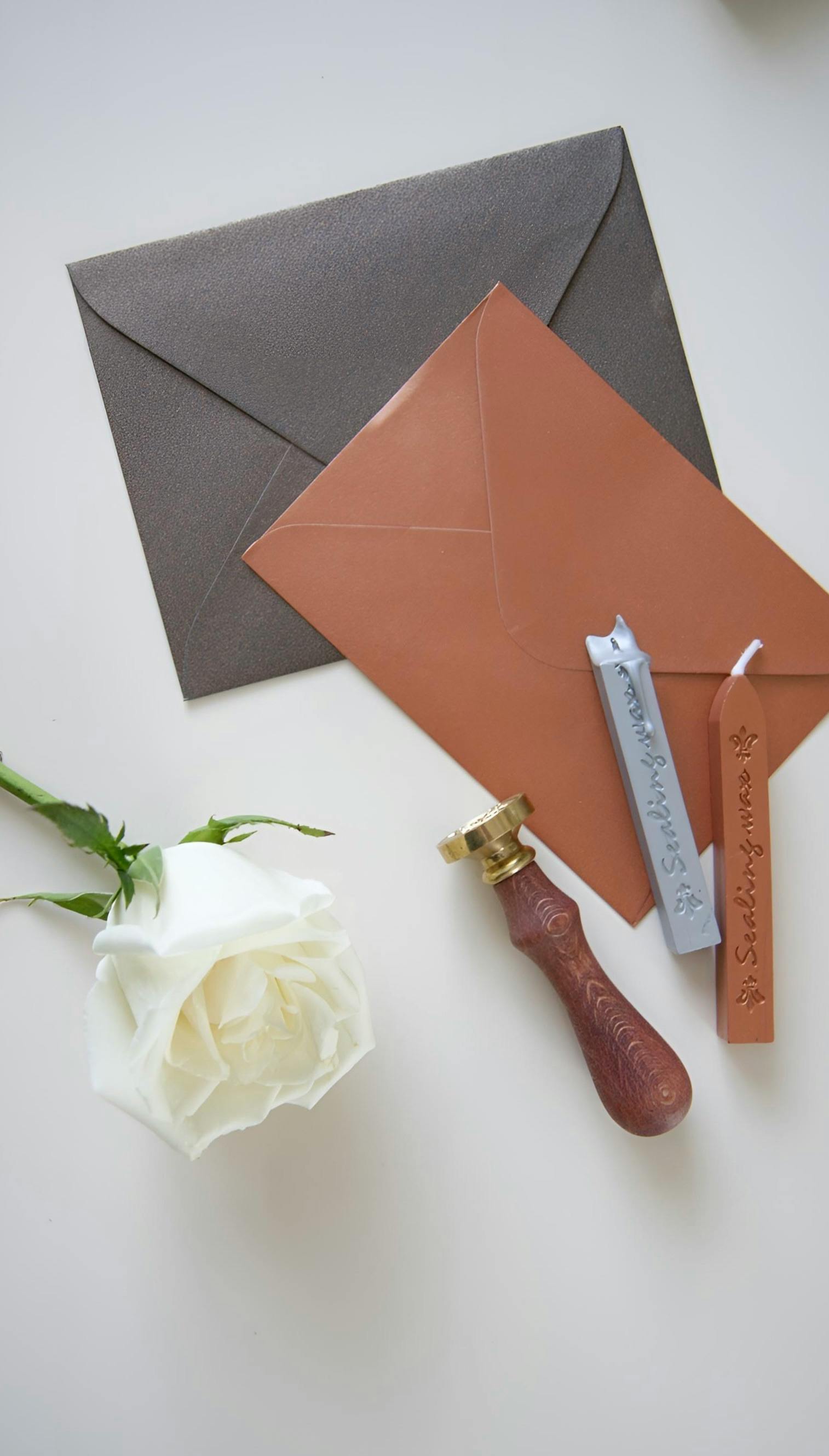 Foto stok gratis tentang alat tulis, amplop, amplop abu abu, amplop ...