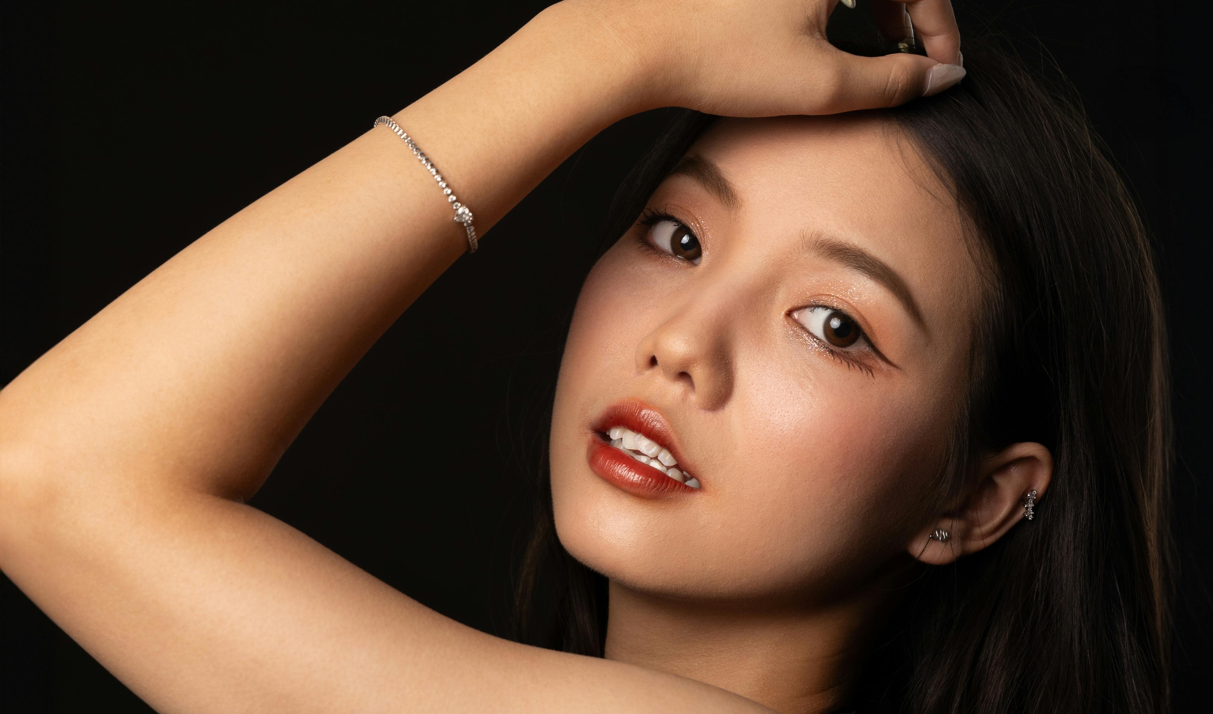 Portrait Woman With Unblurred Backgrounds Photos, Download The BEST ...