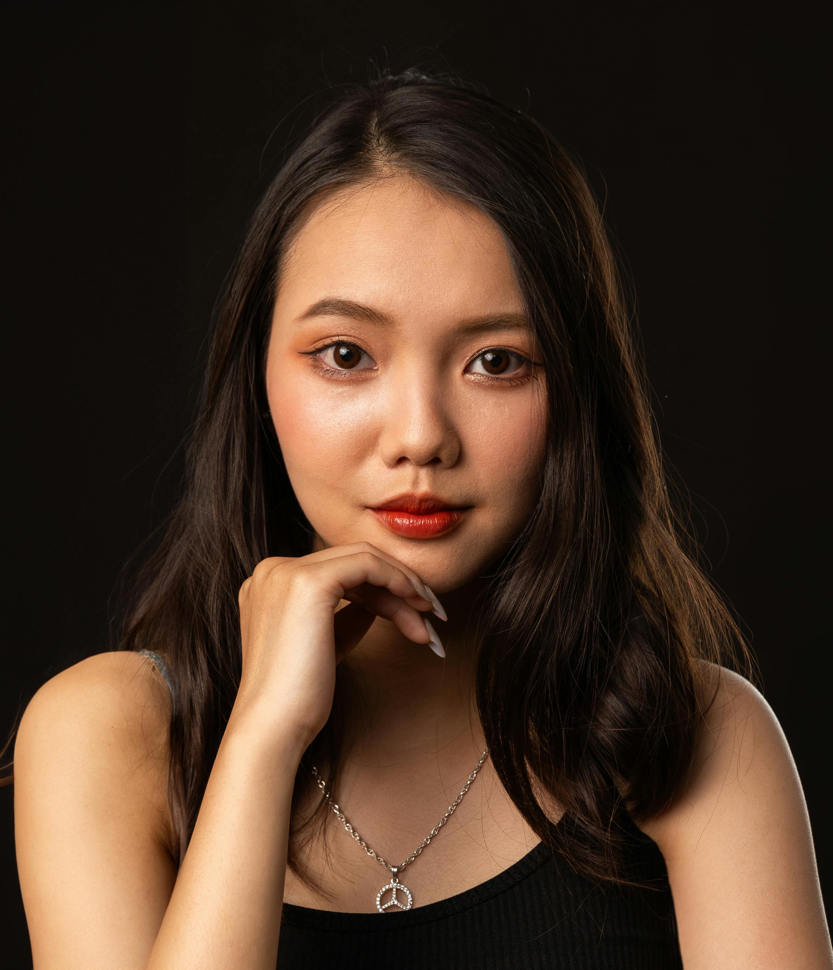 Portrait Woman With Unblurred Backgrounds Photos, Download The BEST ...