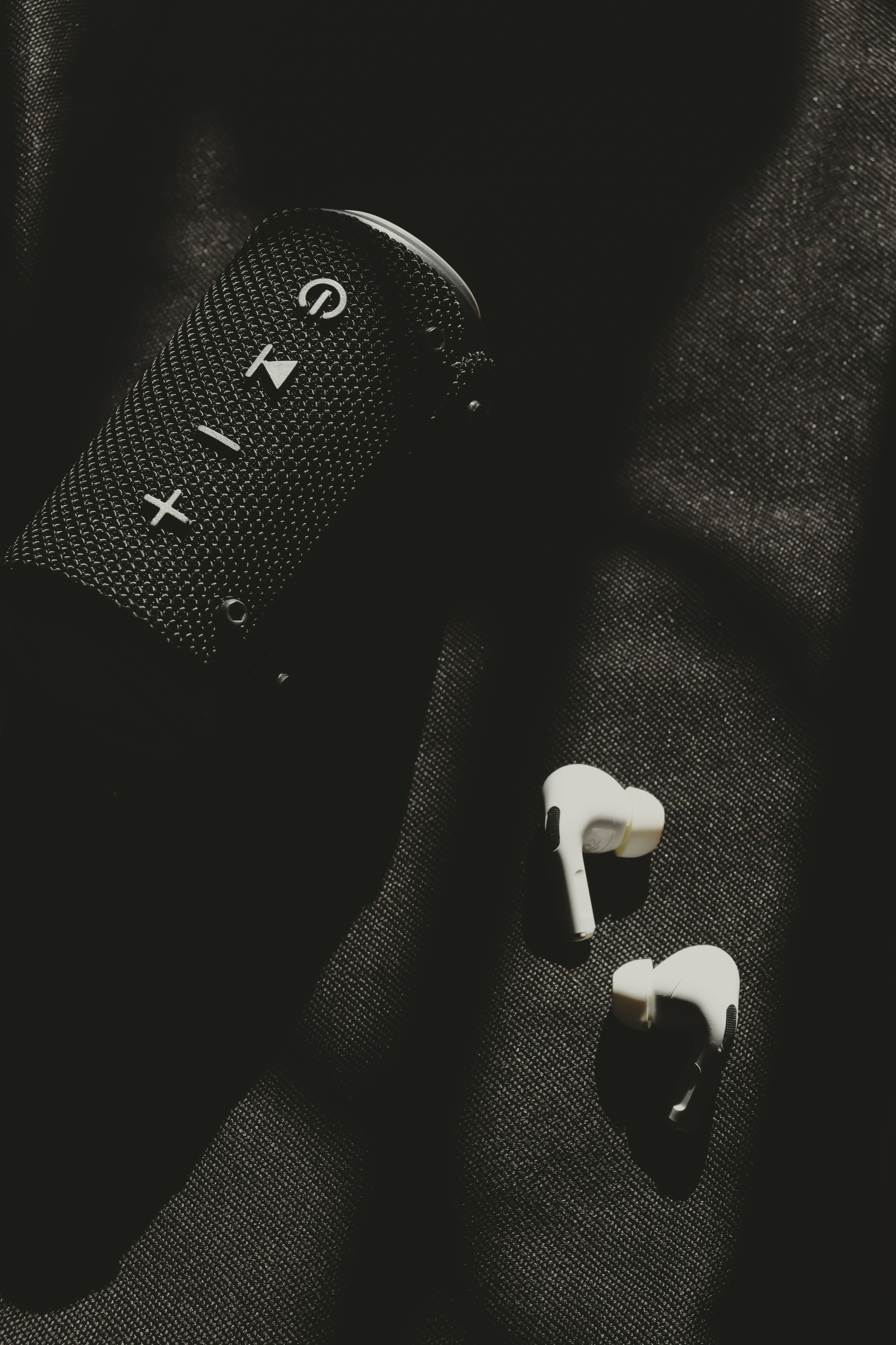 Earbuds In Black Background Photos, Download The BEST Free Earbuds In ...