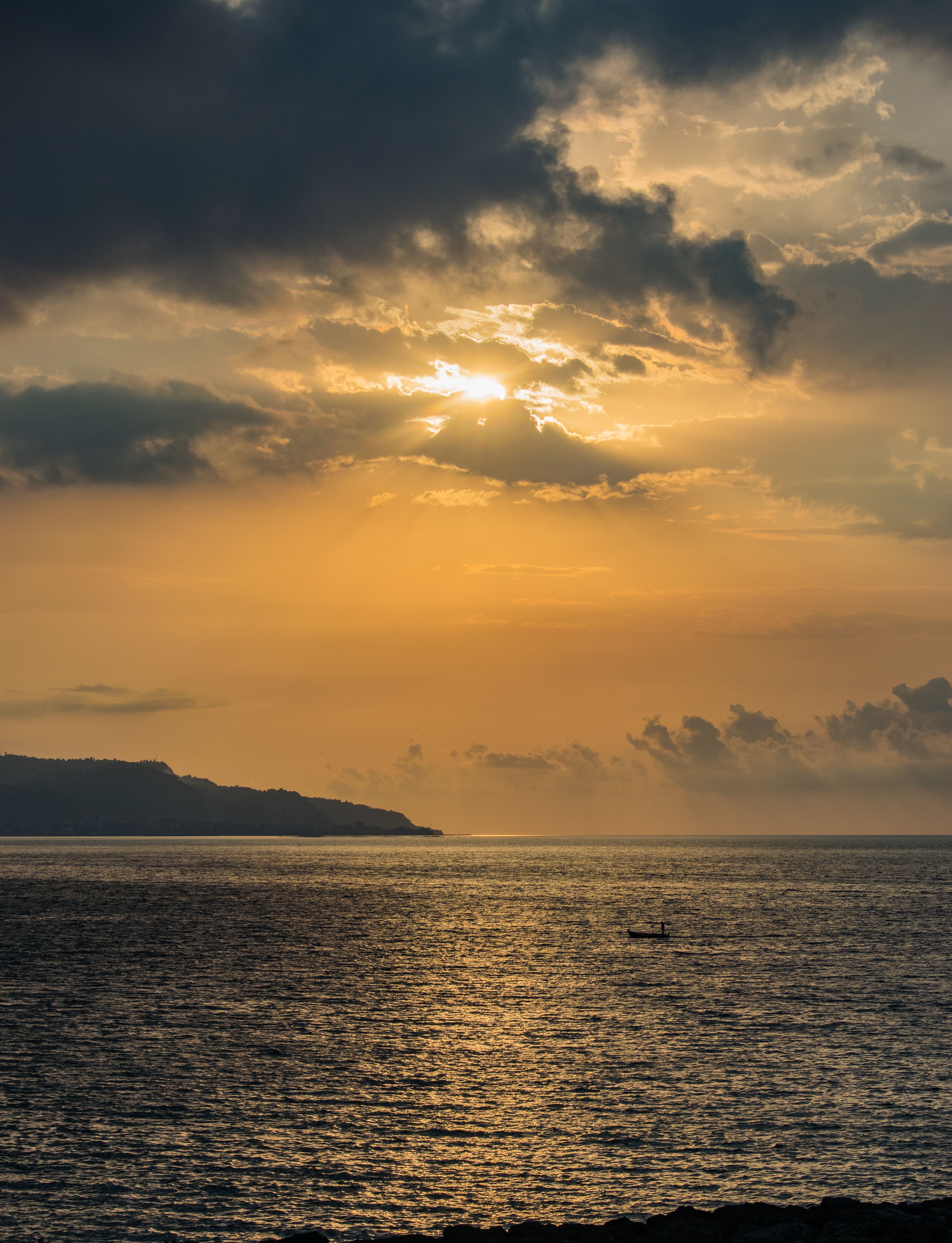 Golden Sunlight Over the Ocean · Free Stock Photo