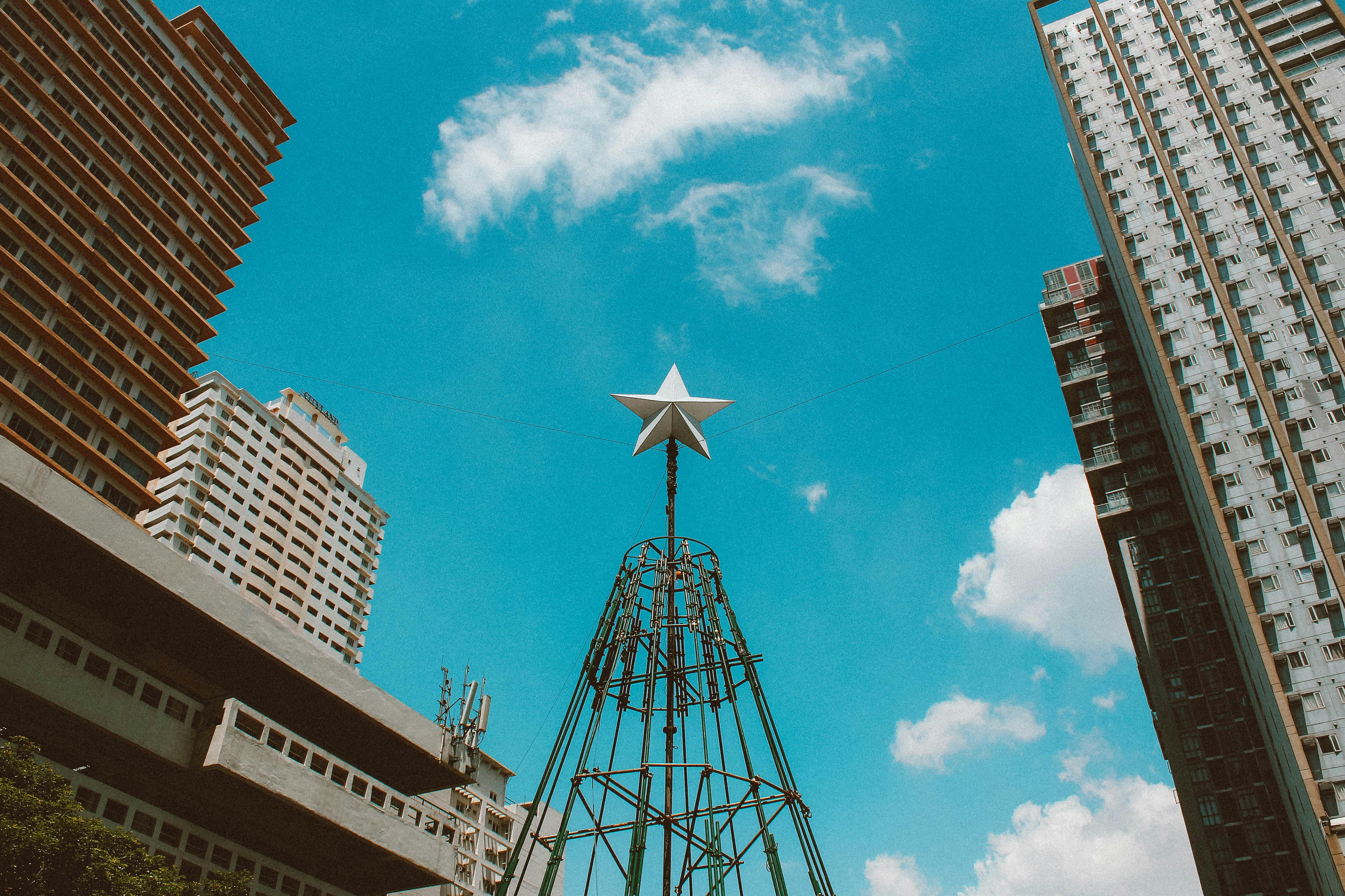 Star on Christmas Tree Scaffolding in City · Free Stock Photo