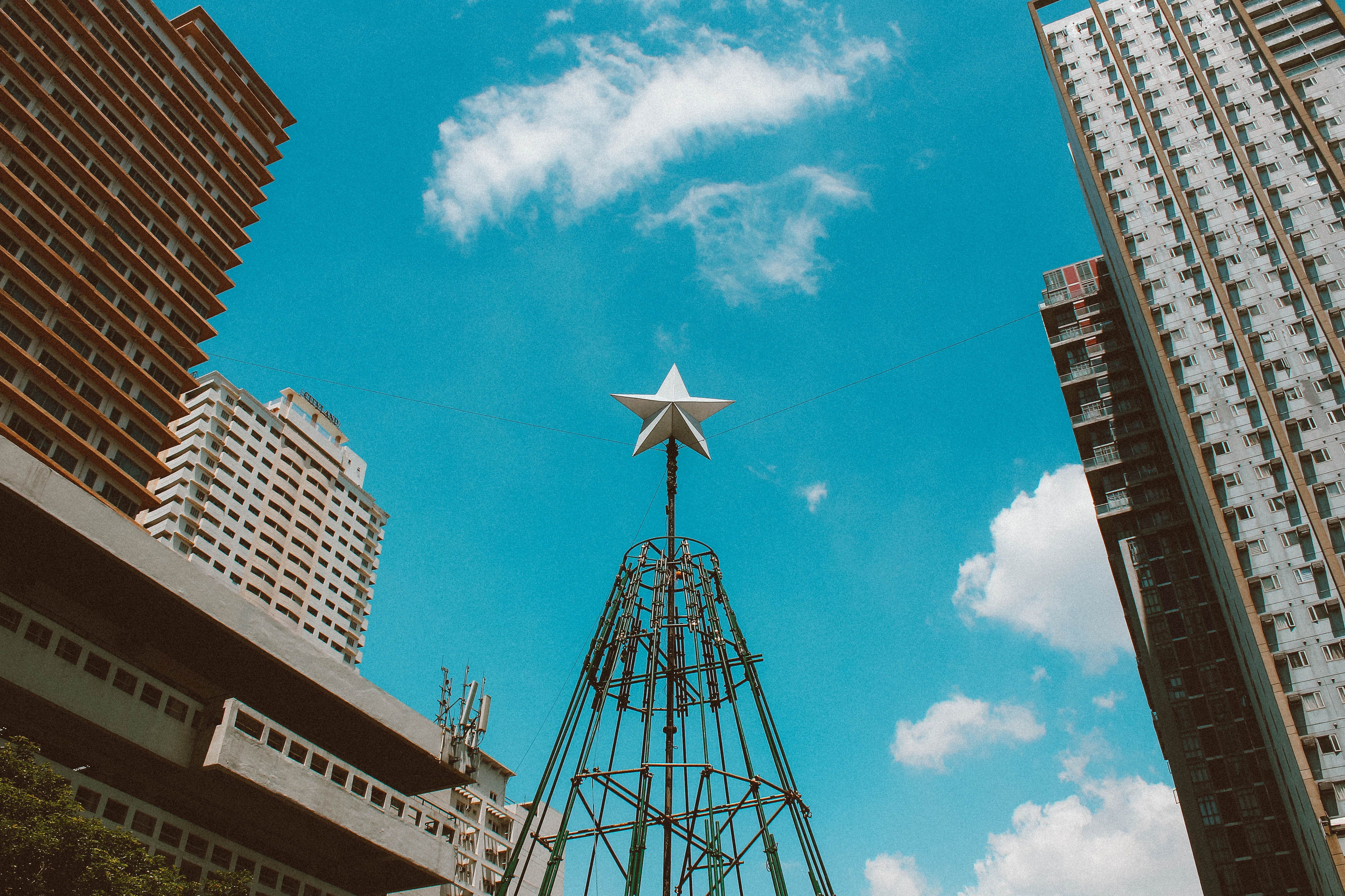 Star on Christmas Tree Scaffolding in City · Free Stock Photo